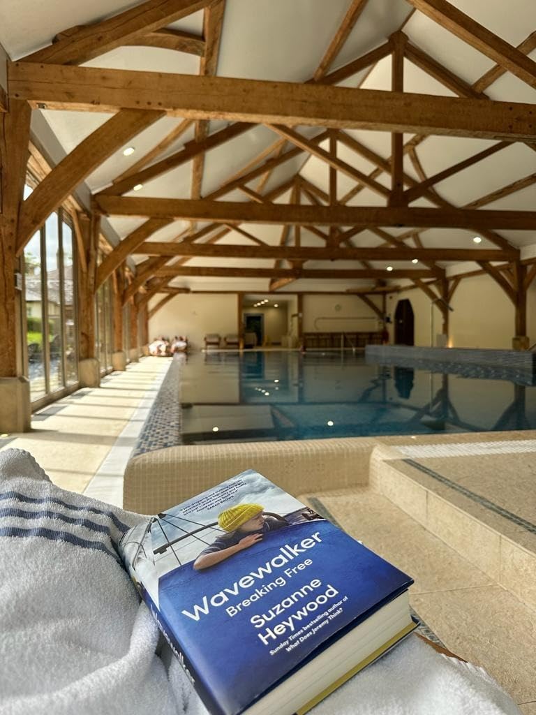 Wavewalker: THE INTERNATIONAL BESTSELLING TRUE-STORY OF A YOUNG GIRL’S ...