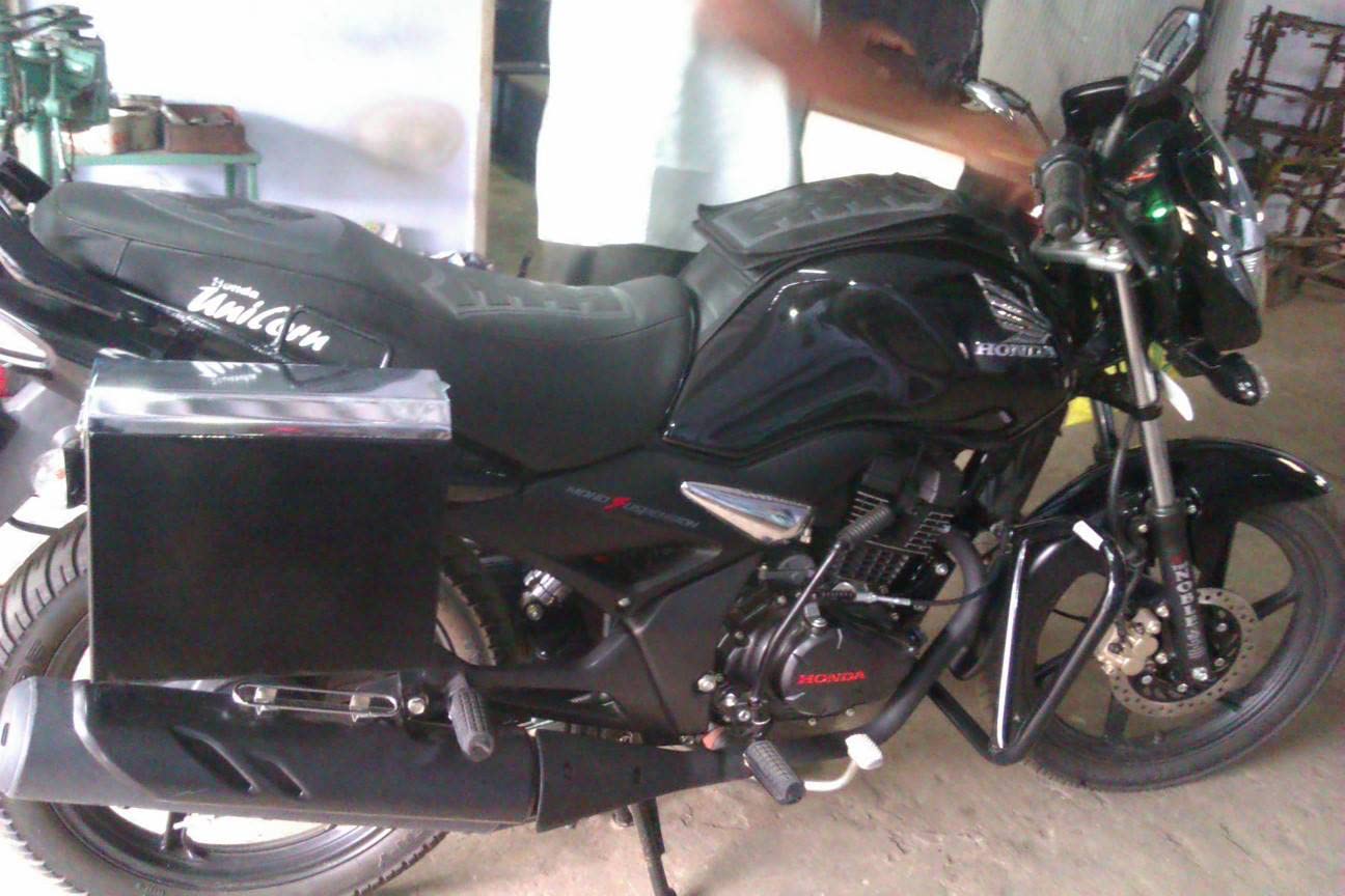 Metal Side Box Unicorn BS4 : Amazon.in: Car & Motorbike