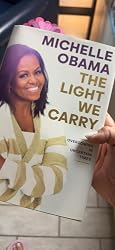 The Light We Carry: Overcoming in Uncertain Times: Obama, Michelle ...