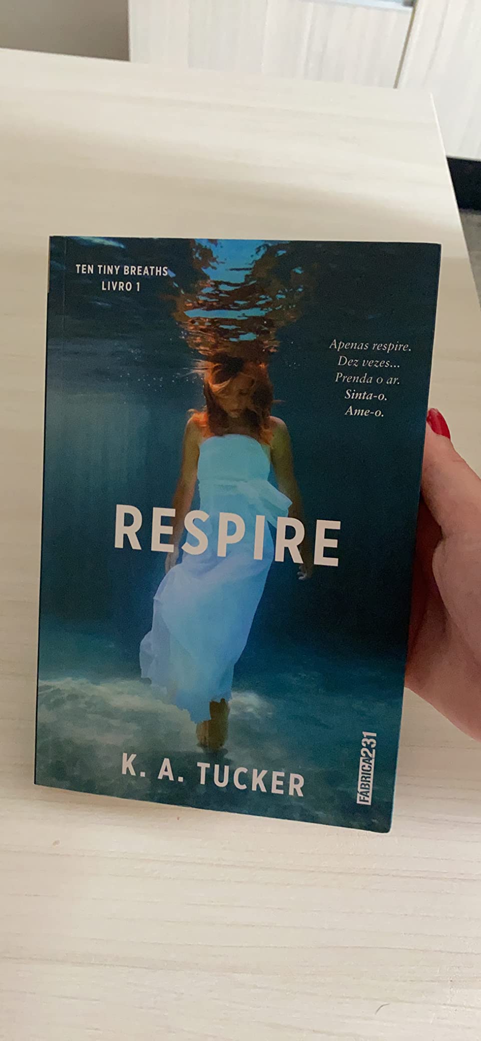 Respire (Ten Tiny Breaths Livro 1) eBook : Tucker, K. A., Parula, Maira ...