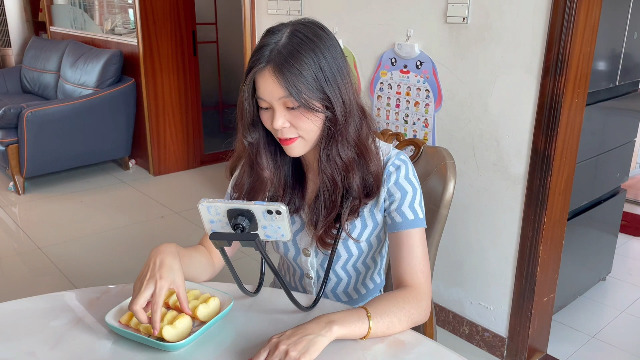 Watch Rotatable Neck Phone Holder Lazy Phones Stand on Amazon Live