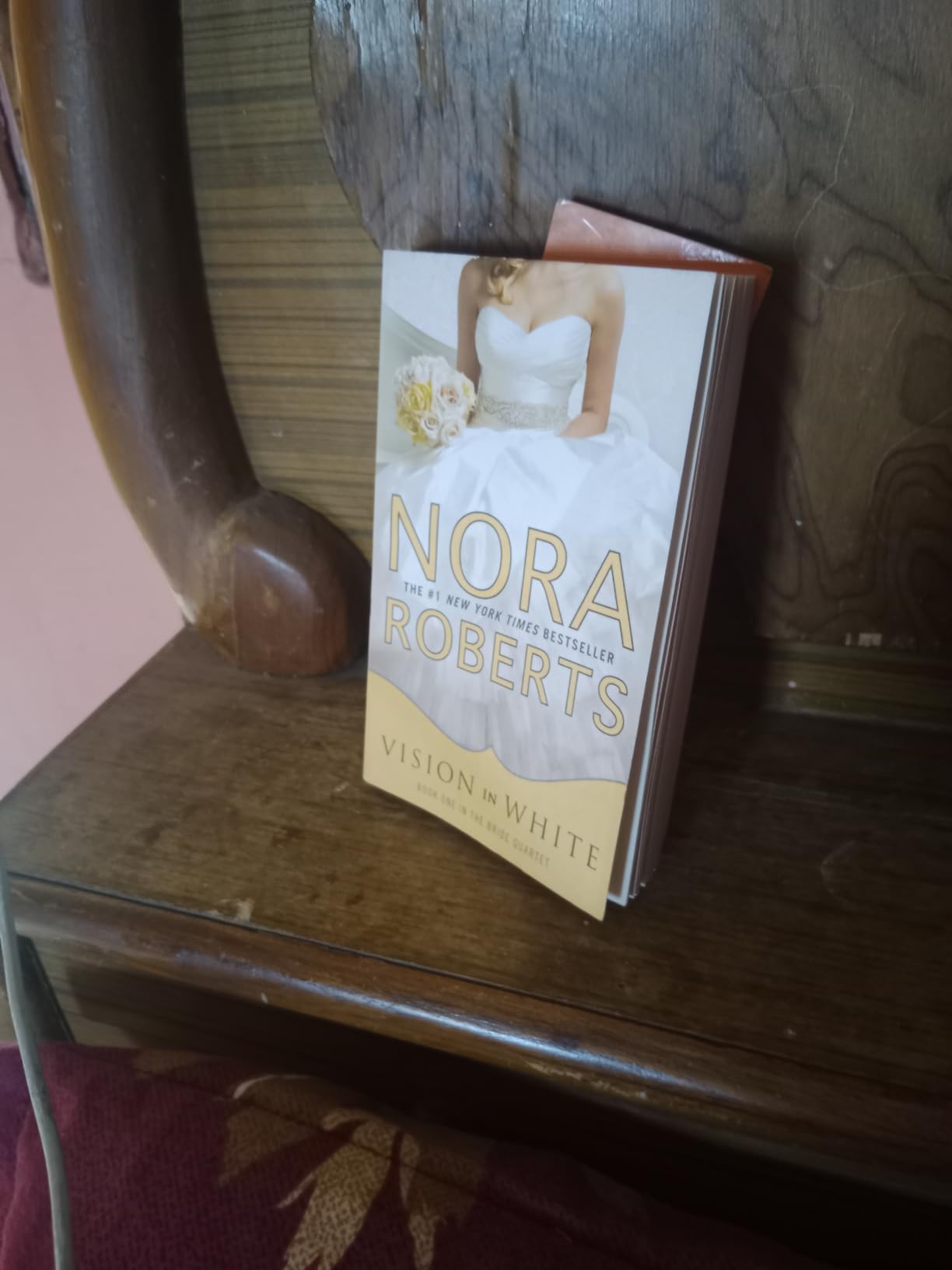 VISION IN WHITE: Number 1 in series (Bride Quartet) : Roberts, Nora: Amazon.in: Books