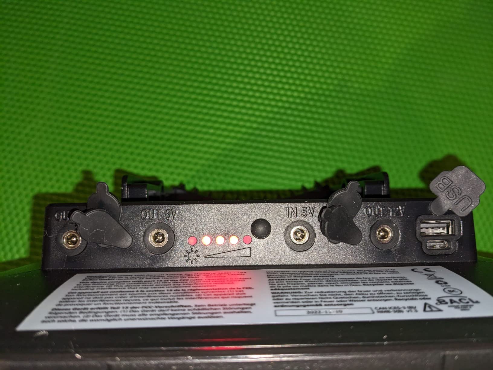 VOSKER 2 in 1 Solar 15,000 mAh Wireless Outdoor UNIVERSAL Charger USB ...