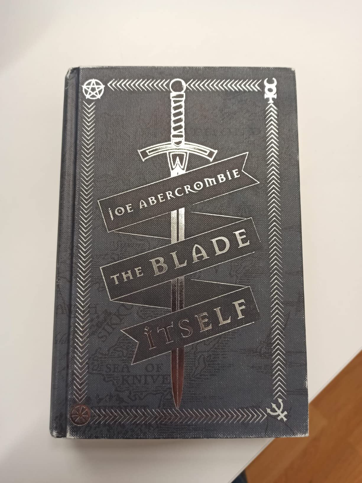 The Blade Itself: Collector's Tenth Anniversary Limited Edition (The ...