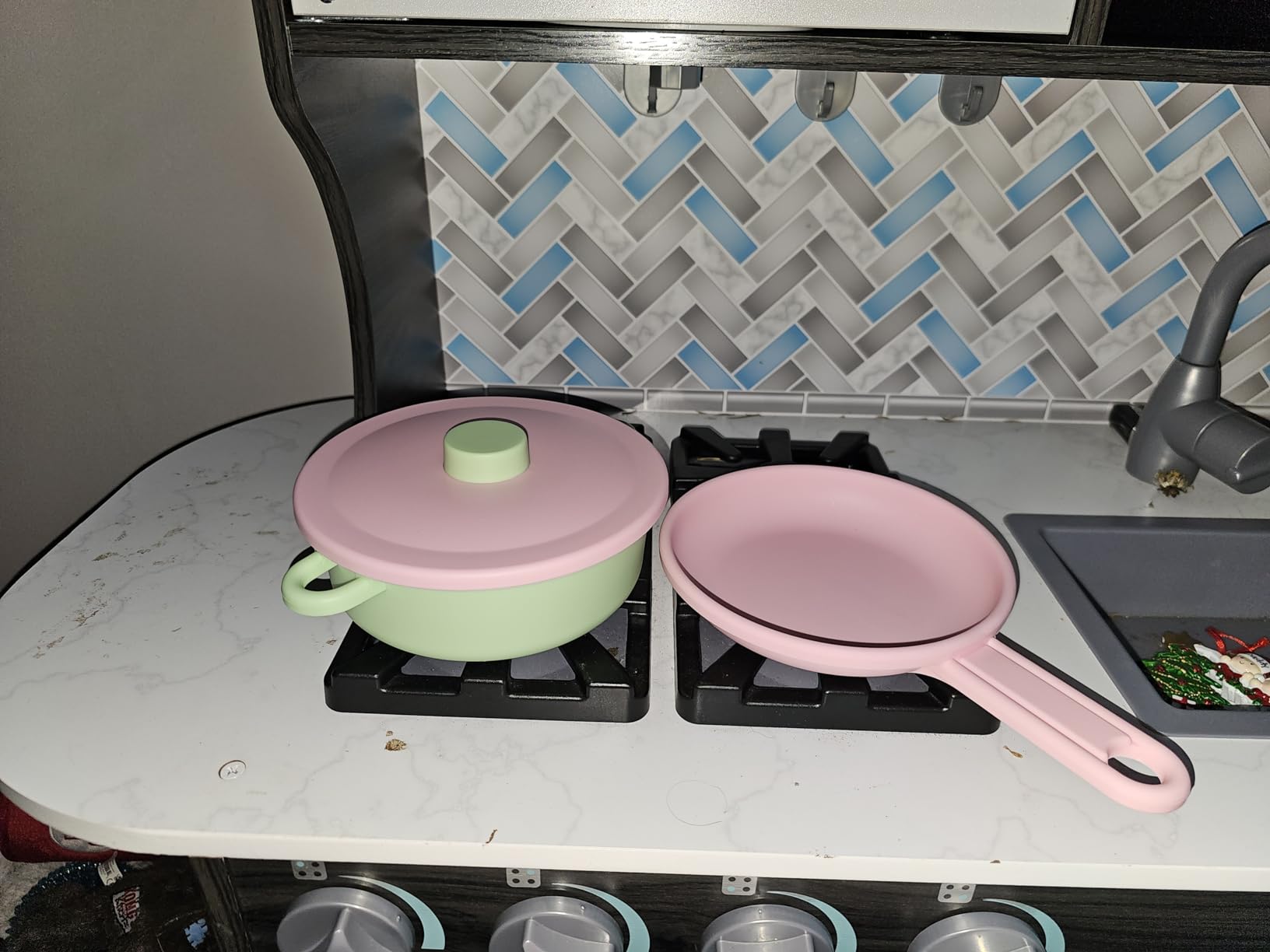 KidKraft 27-Piece Pastel Cookware Set, Plastic Dishes and Utensils for ...