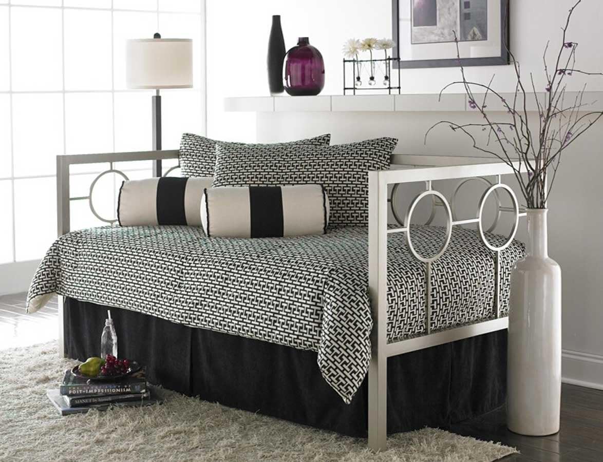 Amazon.com: Astoria Daybed with Link Spring - Contemporary Design in ...