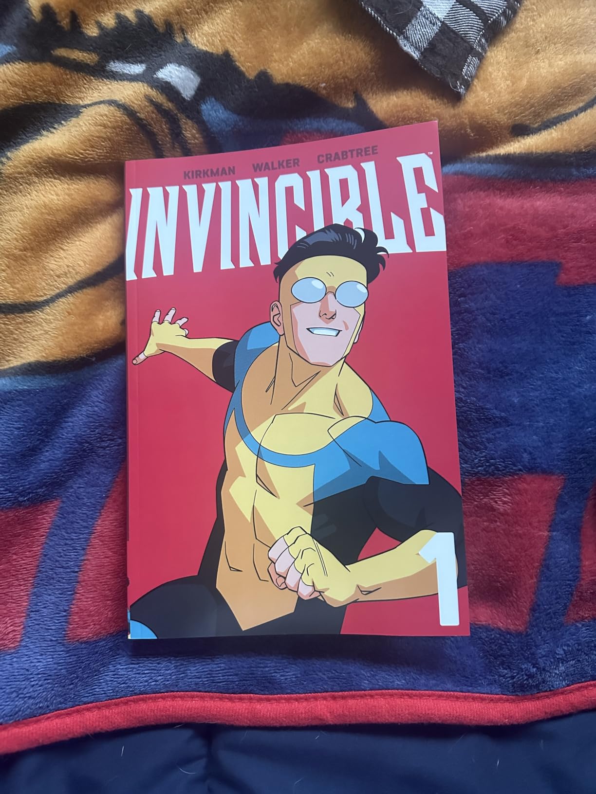 Amazon.com: Invincible Volume 1 (New Edition) (1): 9781534399952: Kirkman, Robert, Walker, Cory ...