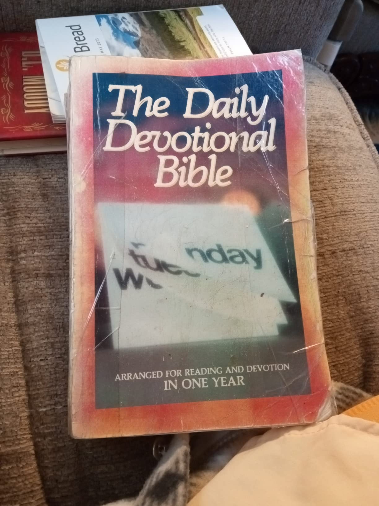 The Daily Devotional Bible: New King James Version With Daily Devotions ...