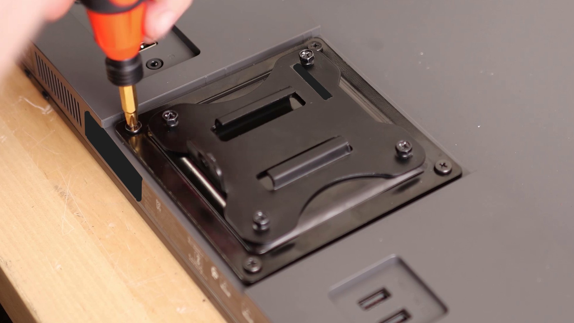 Watch Using The VESA Adapter Mount 75mm to VESA 100mm on Amazon Live