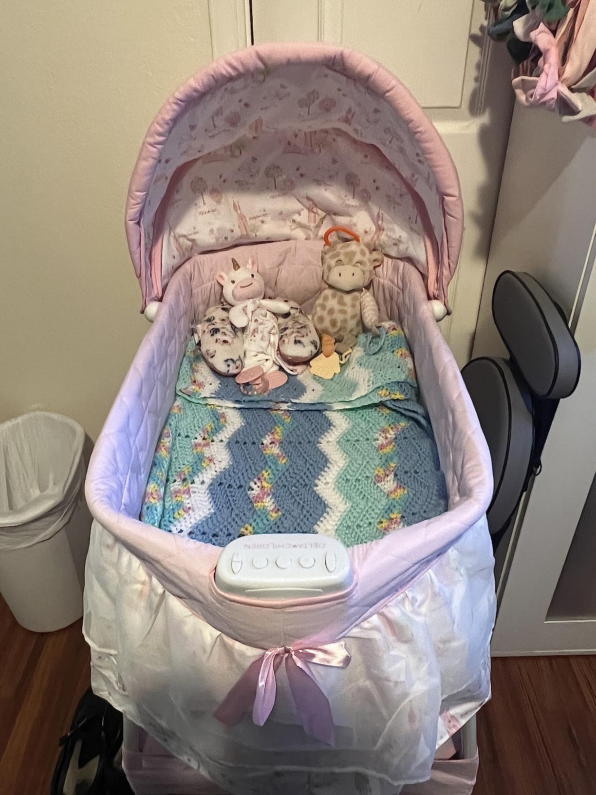 $15/mo - Finance Delta Children Gliding Bassinet, Disney Princess | Buy ...