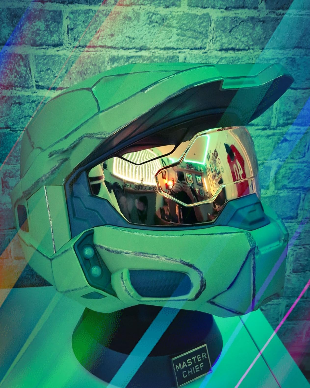 Halo Master Chief Deluxe Helmet with Stand - LED Lights on Each Side ...