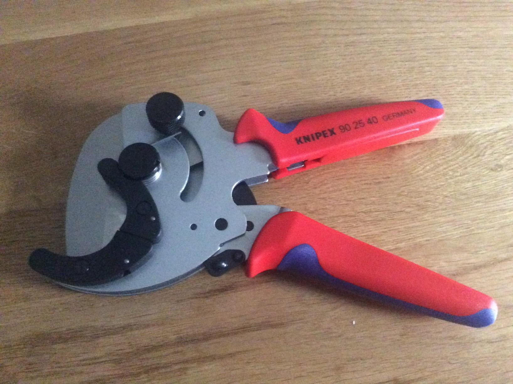 KNIPEX Pipe Cutter for composite and plastic pipes with multi-component ...