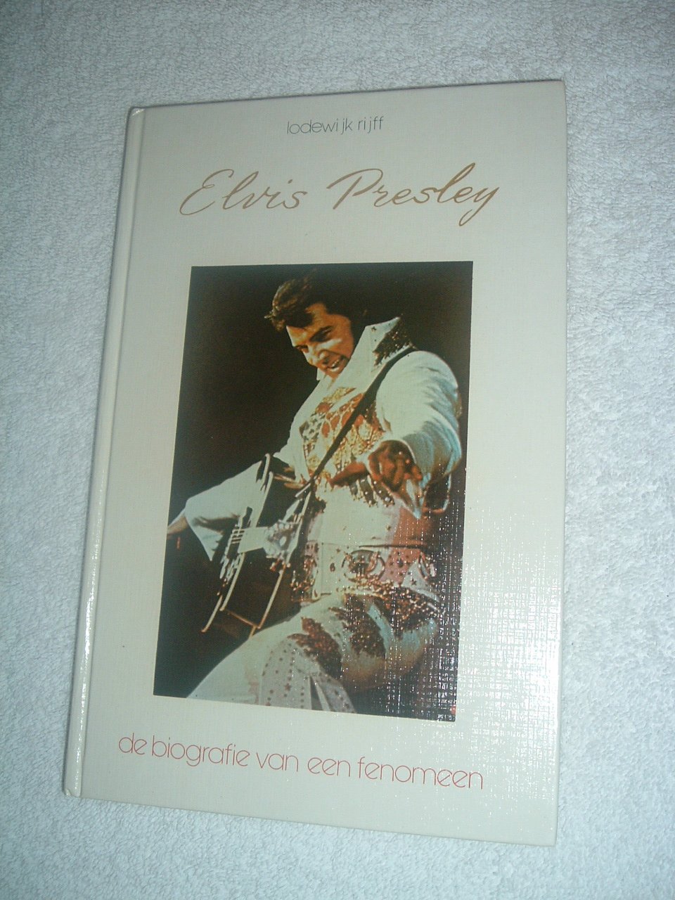 Elvis Presley de biografie van een fenomeen [Dutch language]: Lodewi jk ...