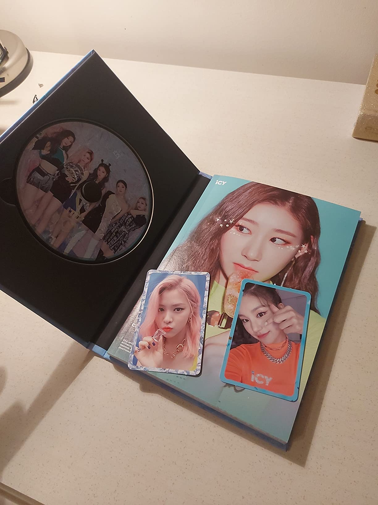 ITZY 1st Album - IT'Z ICY CD + Photobook + Photocards + FREE GIFT / K ...