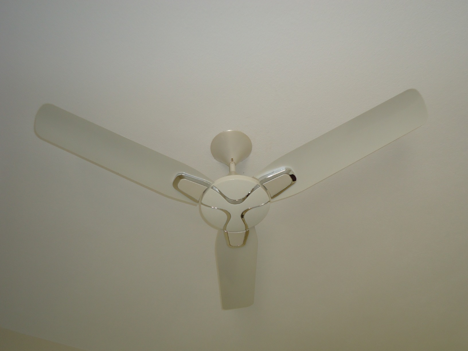 Buy Orient Electric 1200mm Jazz Pearl Metalic Chrome Ceiling Fan (White ...