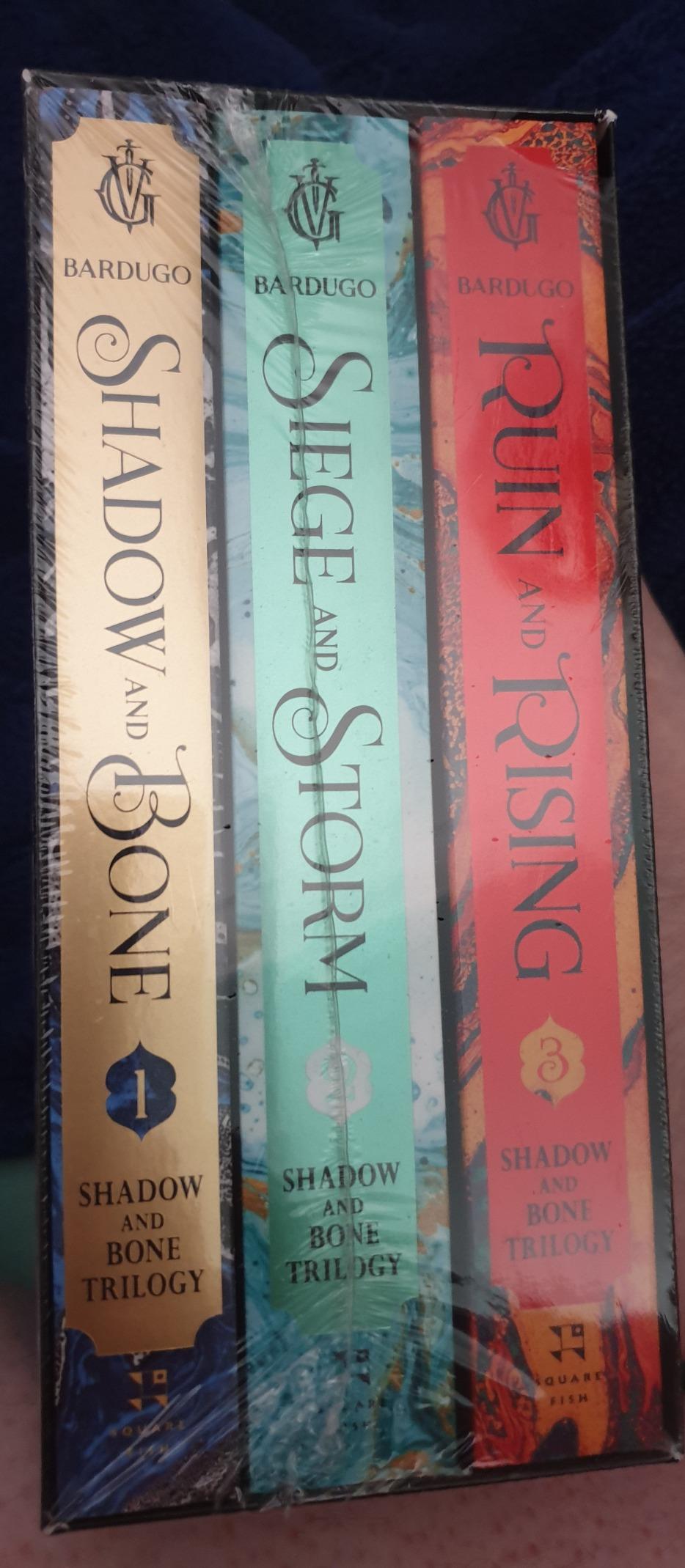 The Shadow and Bone Trilogy Boxed Set: Shadow and Bone, Siege and Storm ...