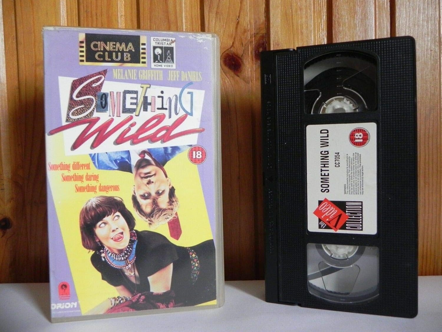 Something Wild [VHS] : Jeff Daniels, Melanie Griffith, George 'Red ...