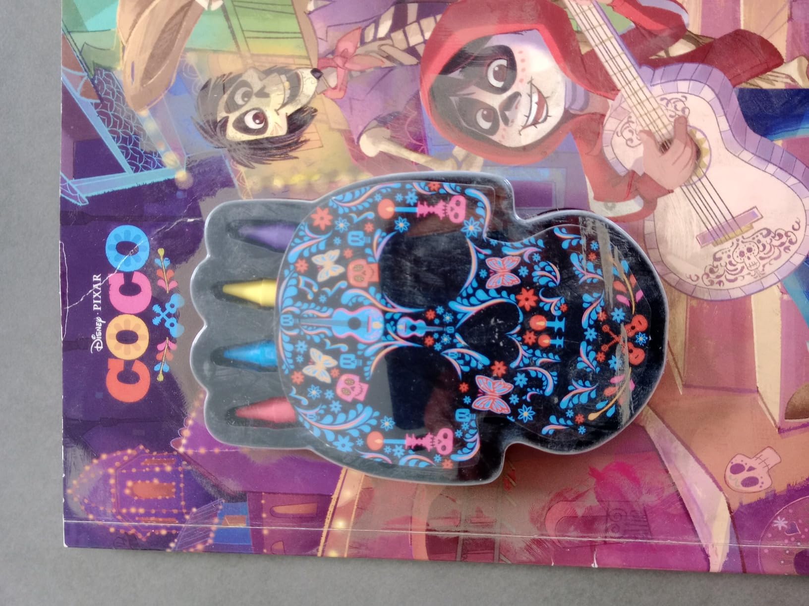 Coco. Colorea sobre negro: Libro para colorear con ceras (Disney. Coco ...