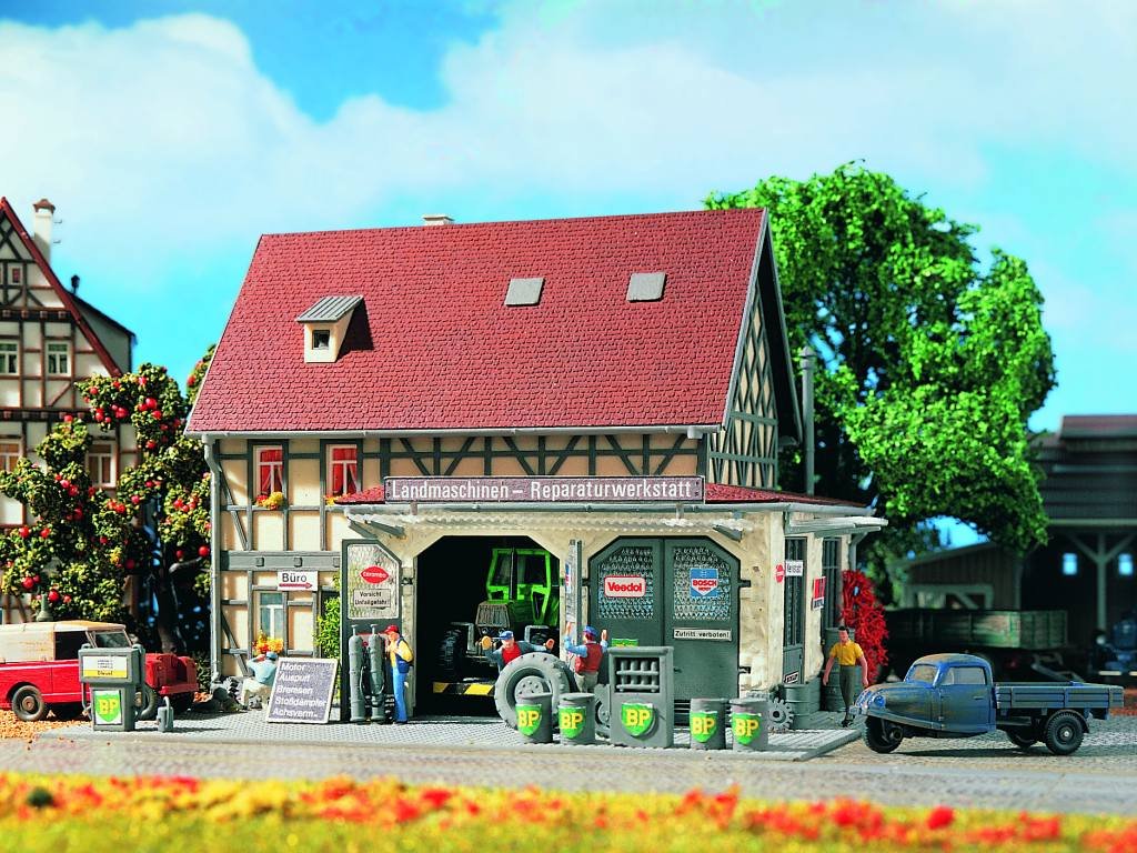 Amazon.com: HO Scale Farm Equipment Repair Shop - 6-3/8 x 4-3/4 x 4-3/4 ...