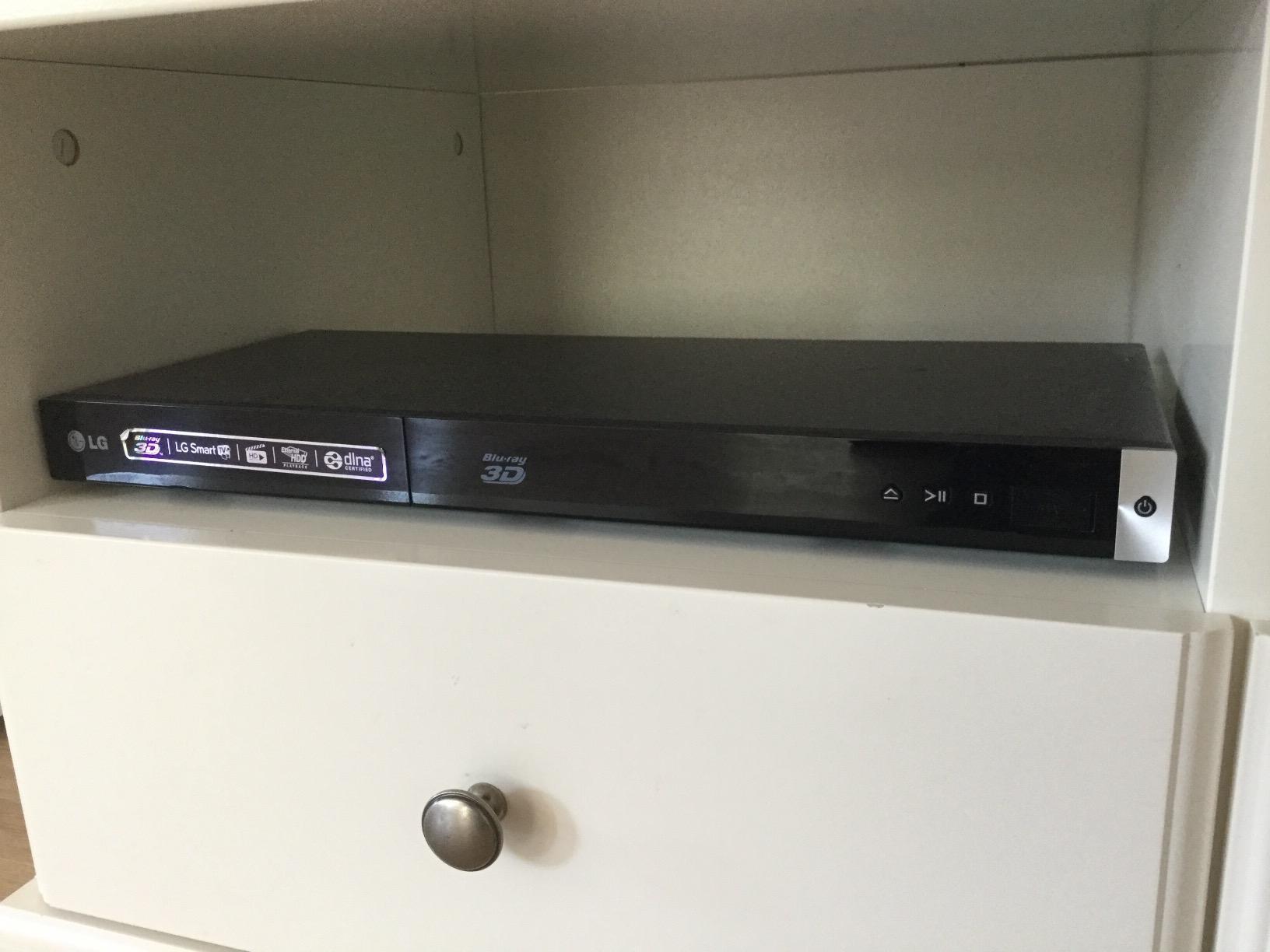 LG BP420 3D-Blu-ray-Player (Smart-TV, DLNA, HDMI, Upscaler 1080p, LAN ...
