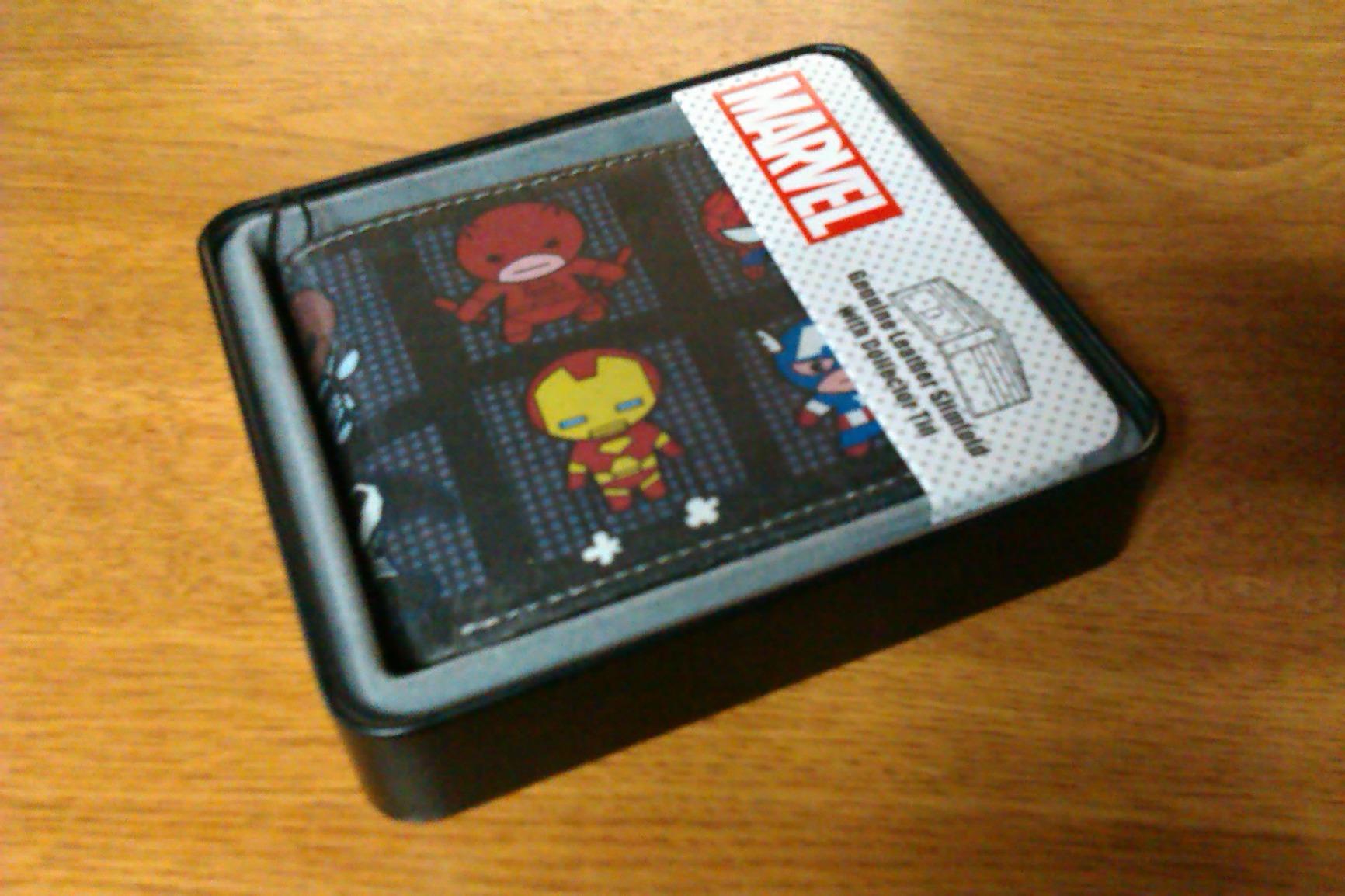 Amazon.com: Marvel Comics Leather Character Bifold Wallet w/ Tin Gift ...