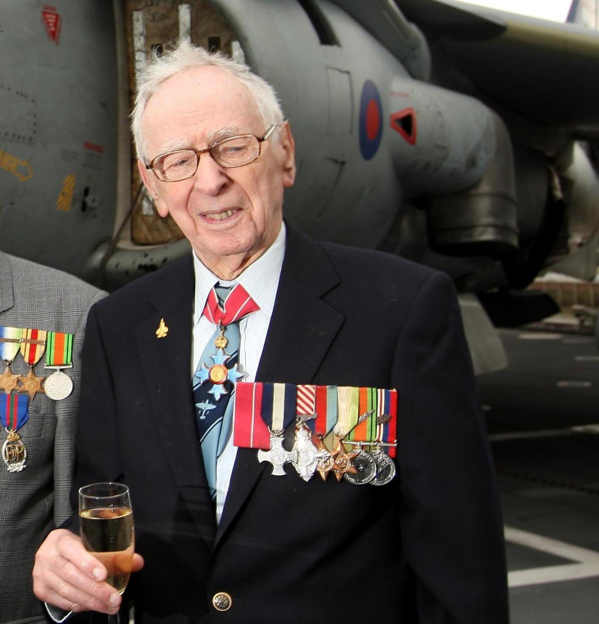 Amazon.com: Wings On My Sleeve: The World's Greatest Test Pilot ...