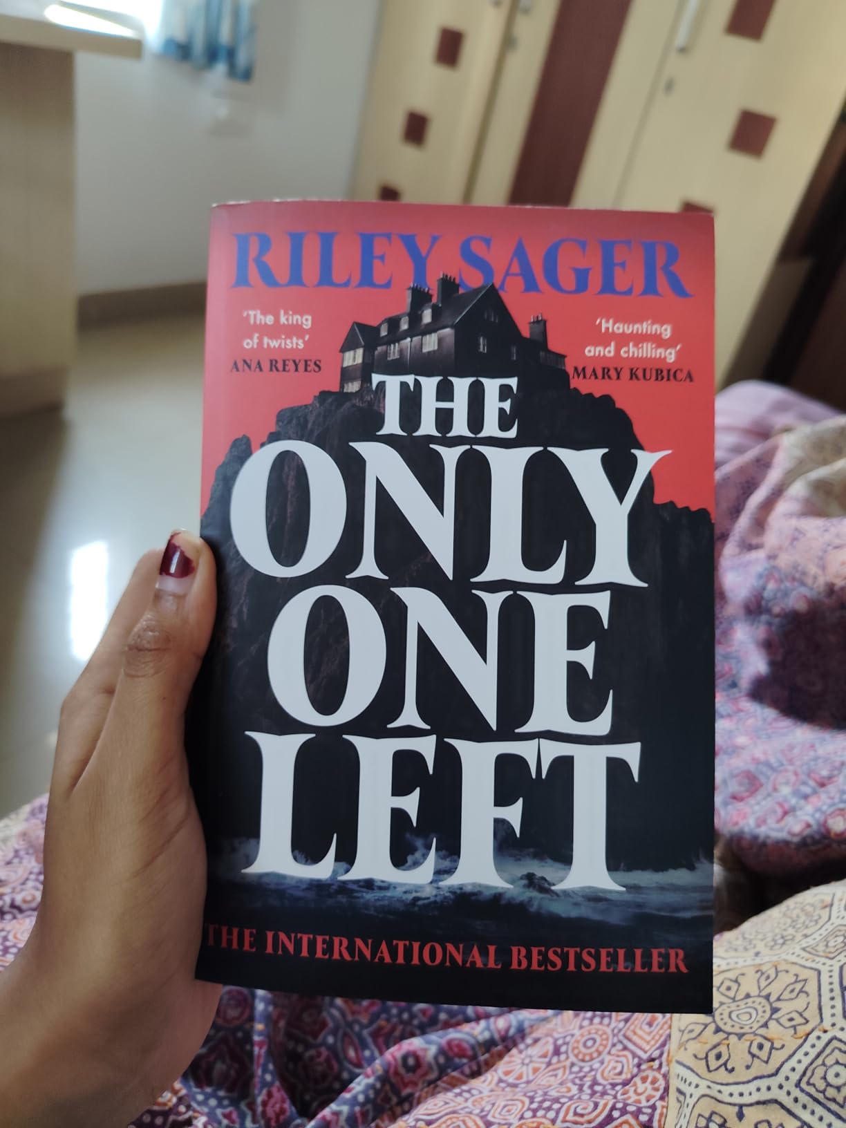 The Only One Left : Sager, Riley: Amazon.in: Books