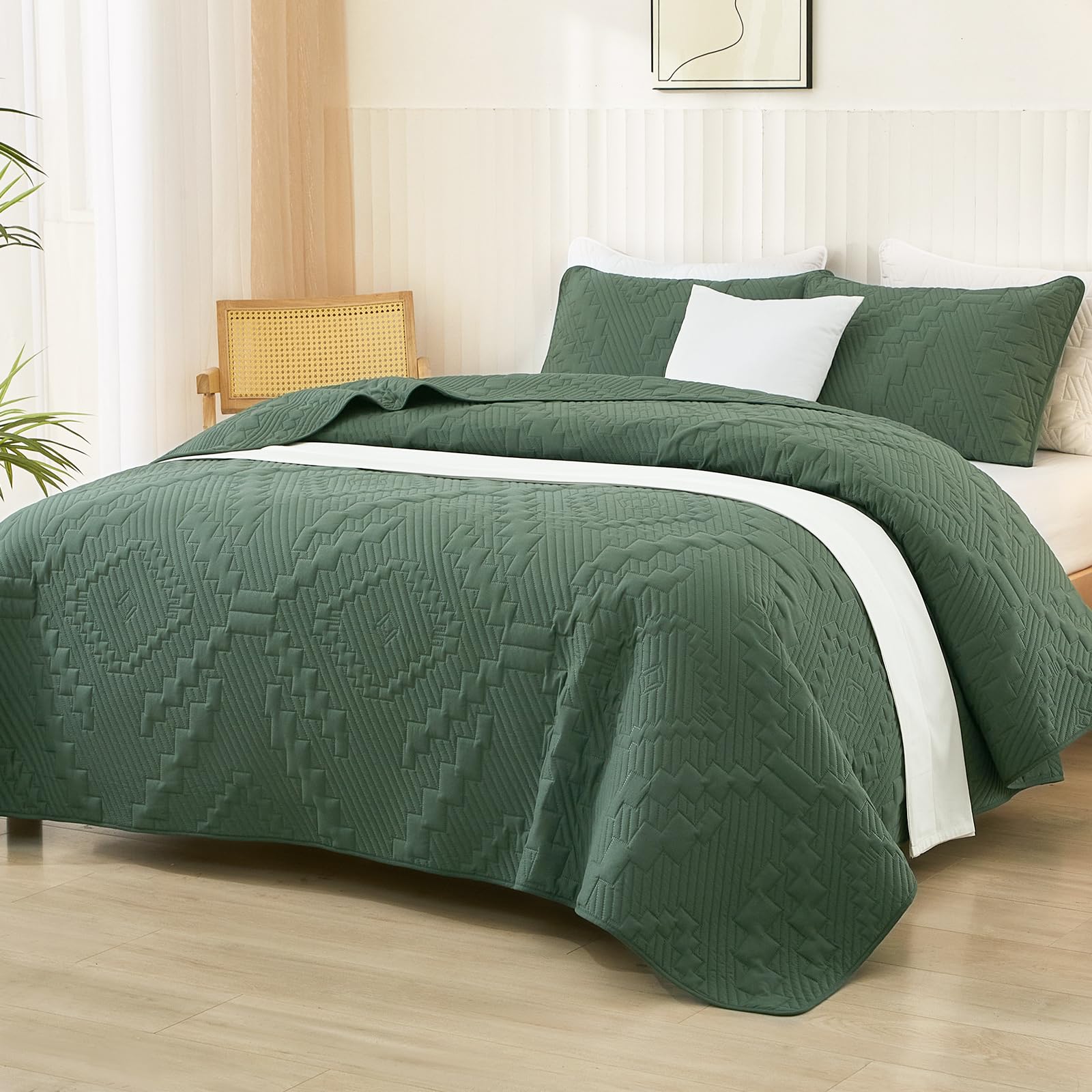 Amazon.com: HiSnug Green Quilt Queen Size, Ultrasonic Oversized Queen ...