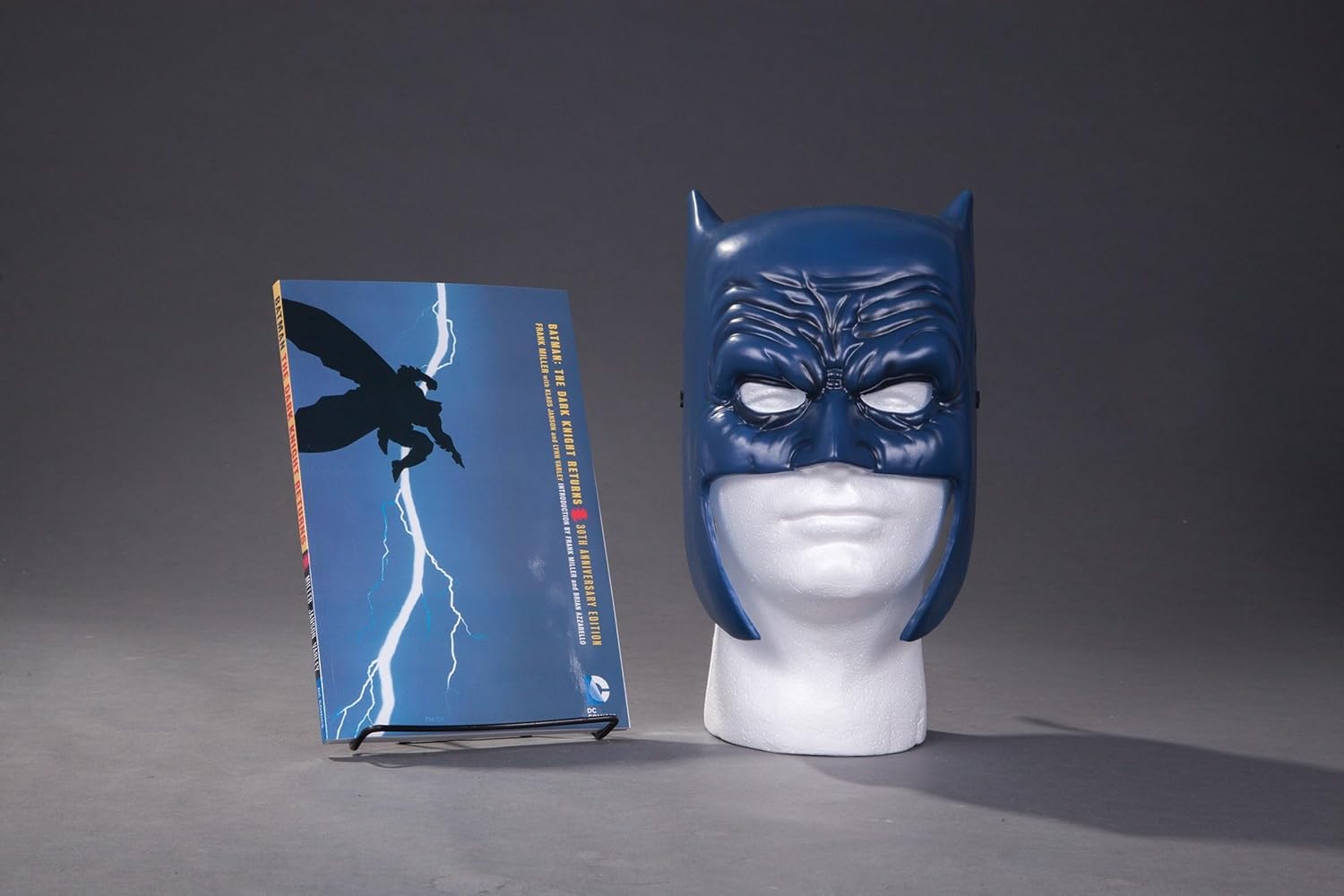 Amazon.com: Batman: The Dark Knight Returns Book & Mask Set ...