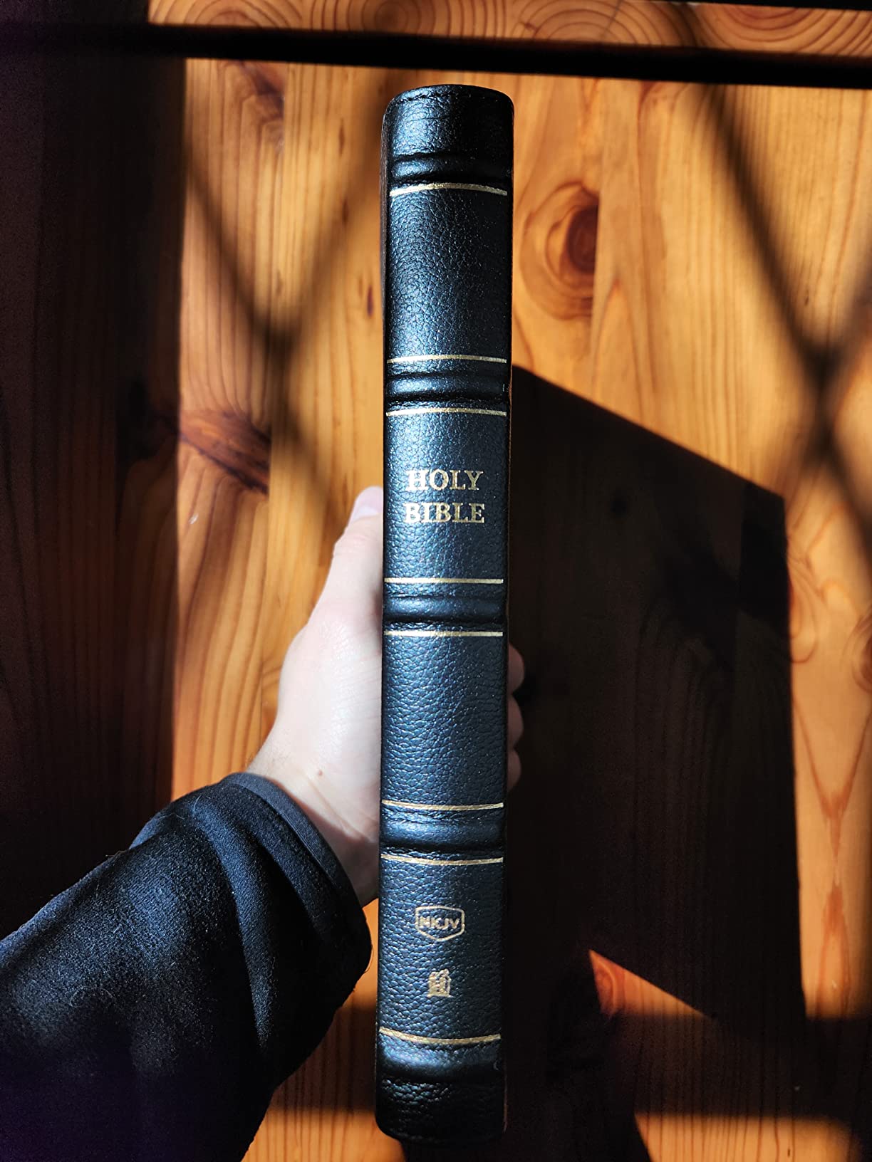 NKJV, Deluxe Thinline Reference Bible, Genuine Leather, Black, Red ...