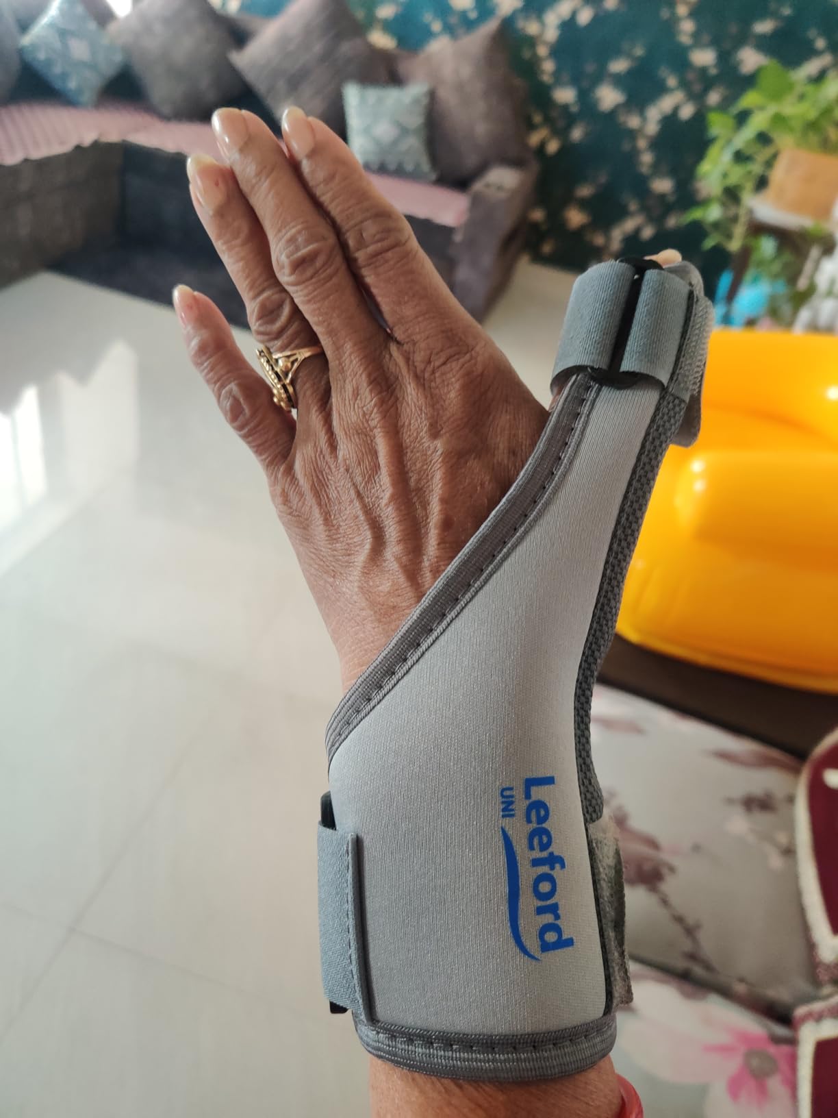 Buy LEEFORD Polyurethane Thumb Splint Support For Right/Left Hands ...