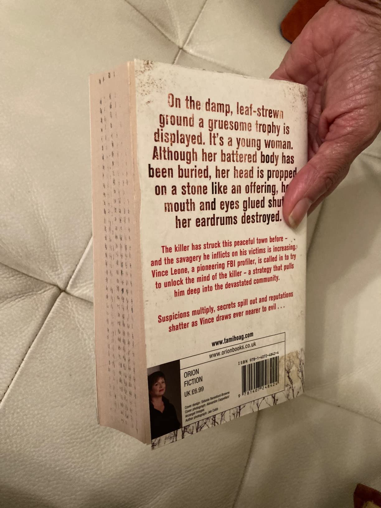 Deeper Than the Dead: 1 (Oak Knoll Series) : Hoag, Tami: Amazon.in: Books