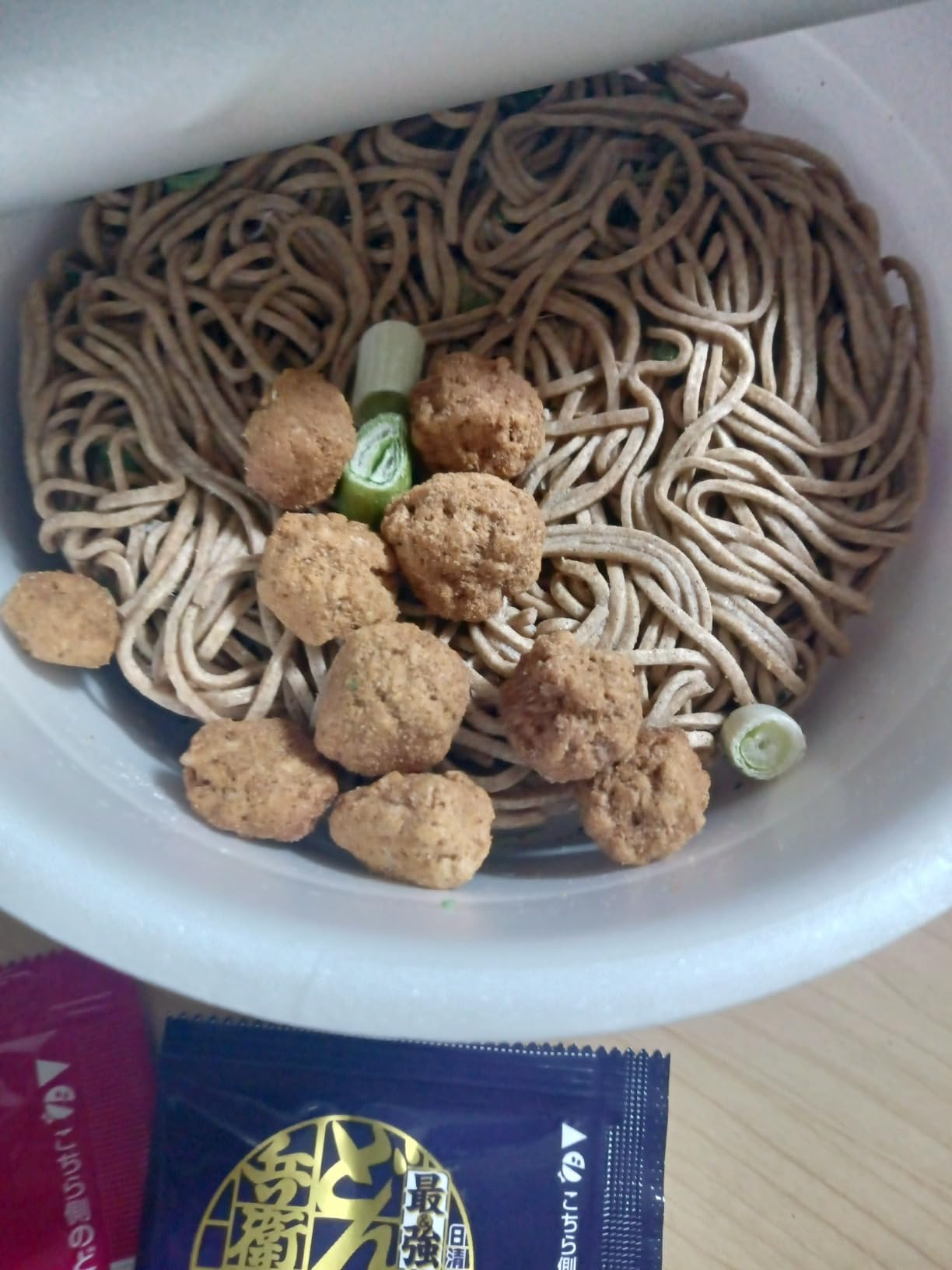 Amazon.co.jp: 日清食品 日清の最強どん兵衛 鴨だしそば [香ばしつくね入り] カップ麺 103g ×12個 : 食品・飲料・お酒