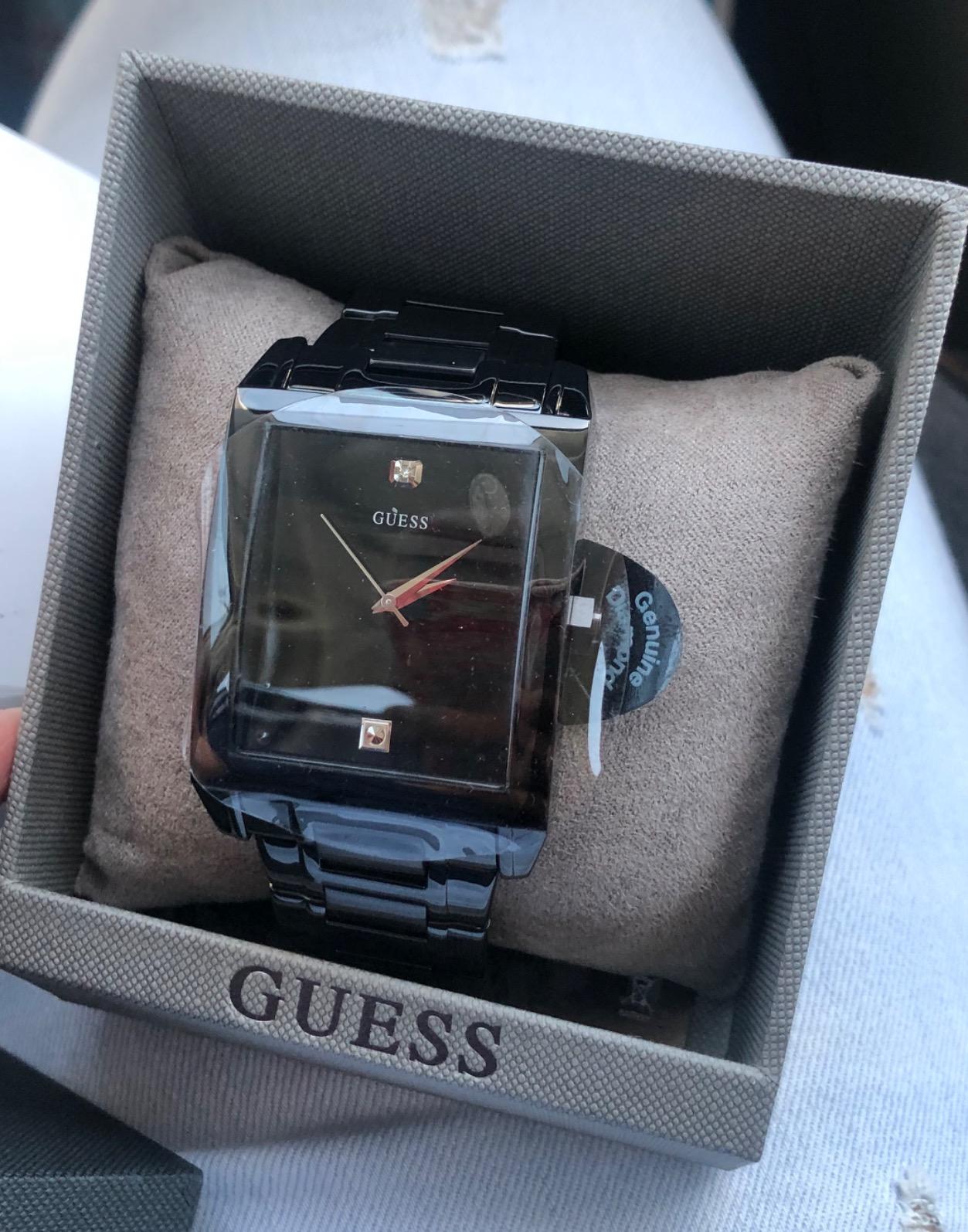 Amazon.com: GUESS Reloj rectangular con detalles de diamantes para ...