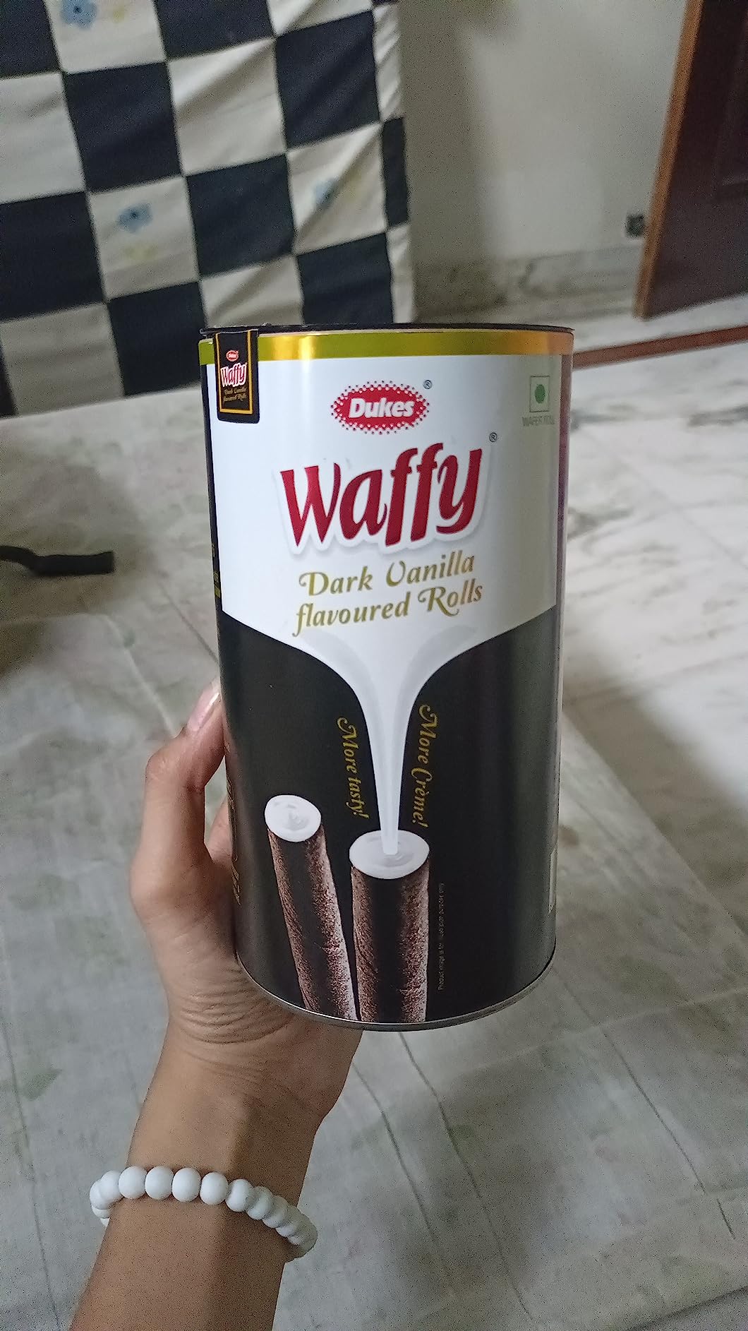 Dukes Waffy Dark Vanilla Flavoured Rolls Tin (300g) : Amazon.in ...