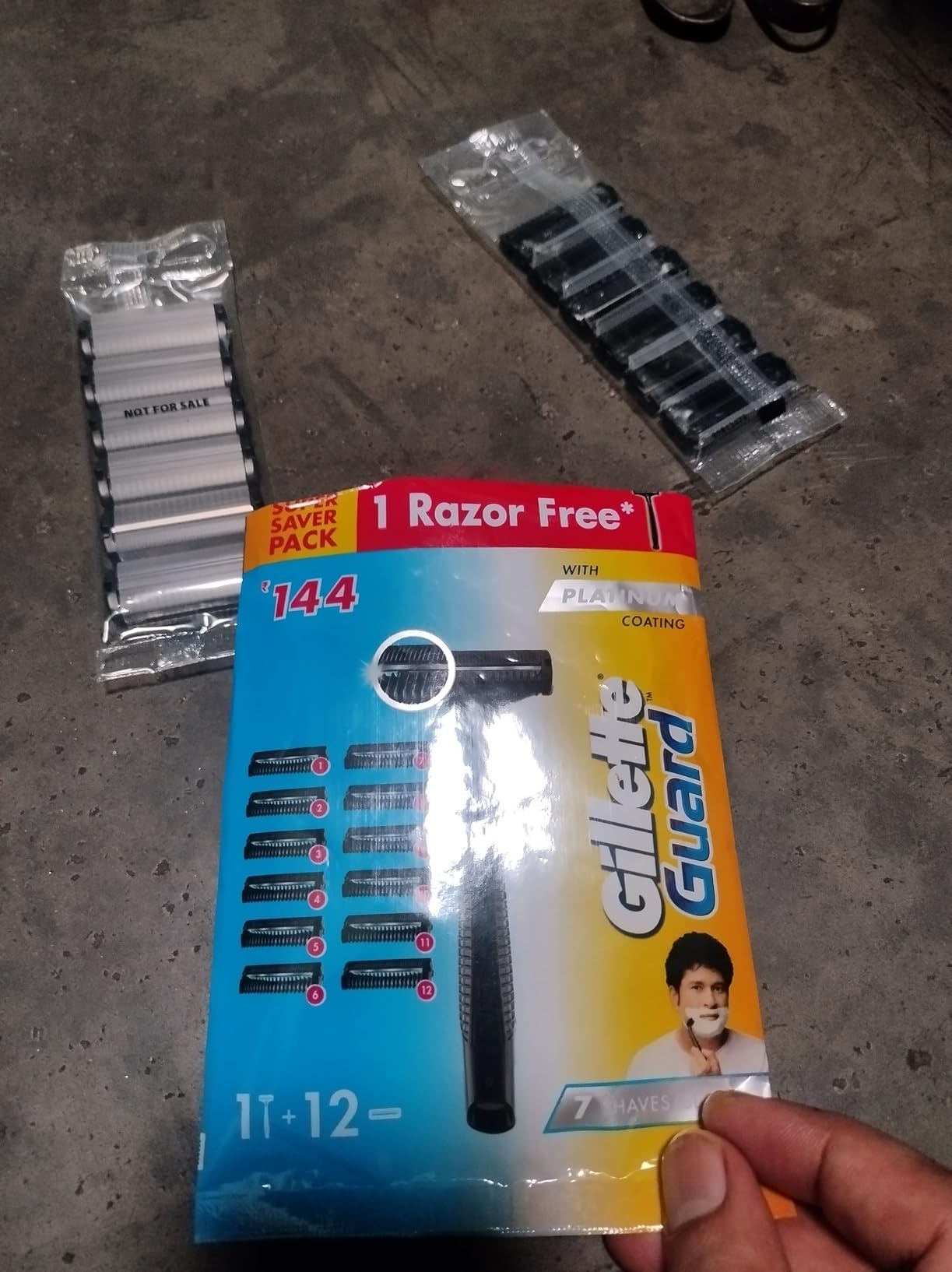 Gillette Guard Manual Shaving Razor with 12 Cartridges : Amazon.in ...