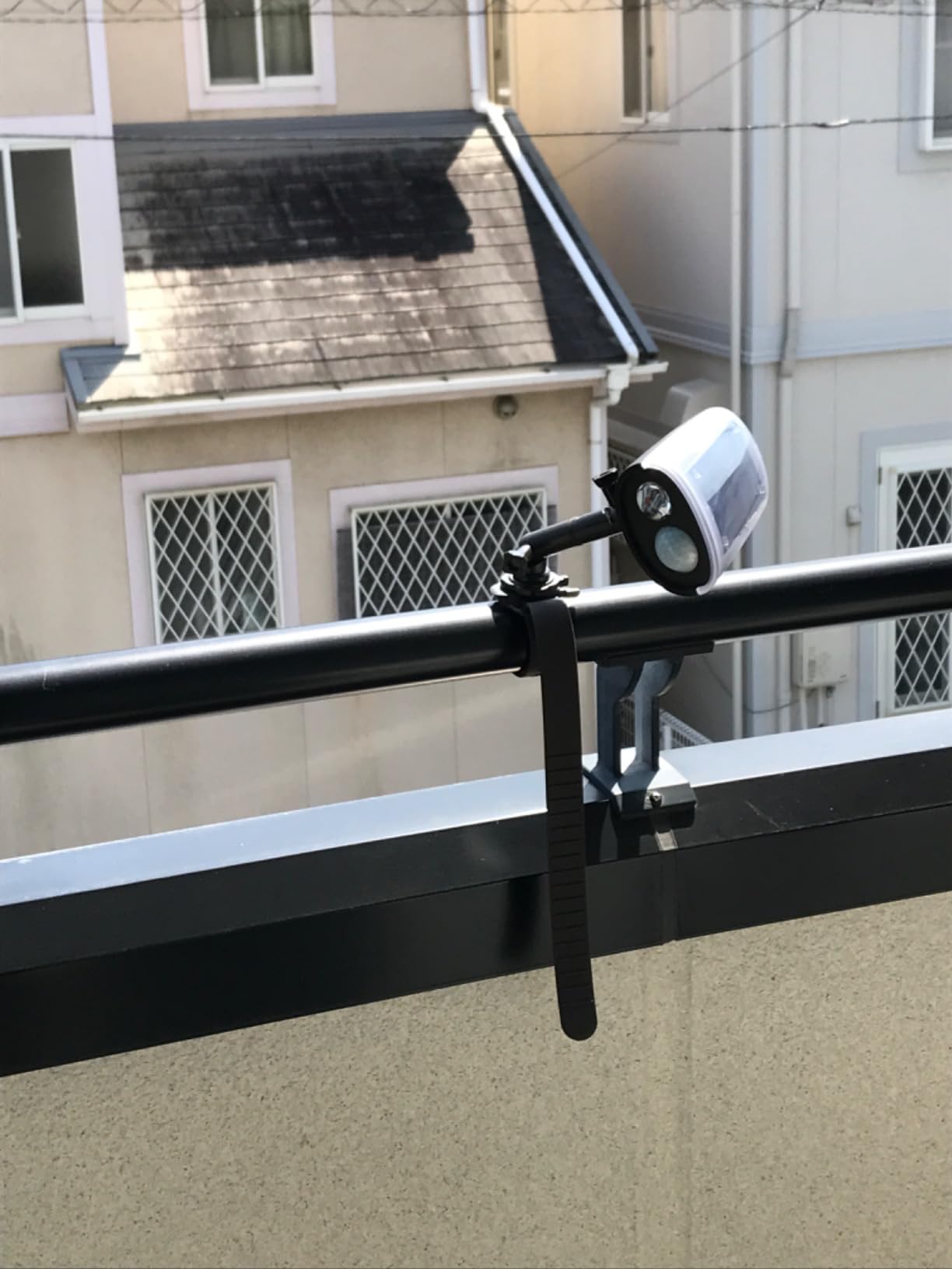 Amazon.co.jp : イーサプライ センサーライト ソーラーライト 屋外 人感 LED 250ルーメン 防水IP66 一体型 防犯 カーポート 柱 フェンス 壁 玄関 EEX ...