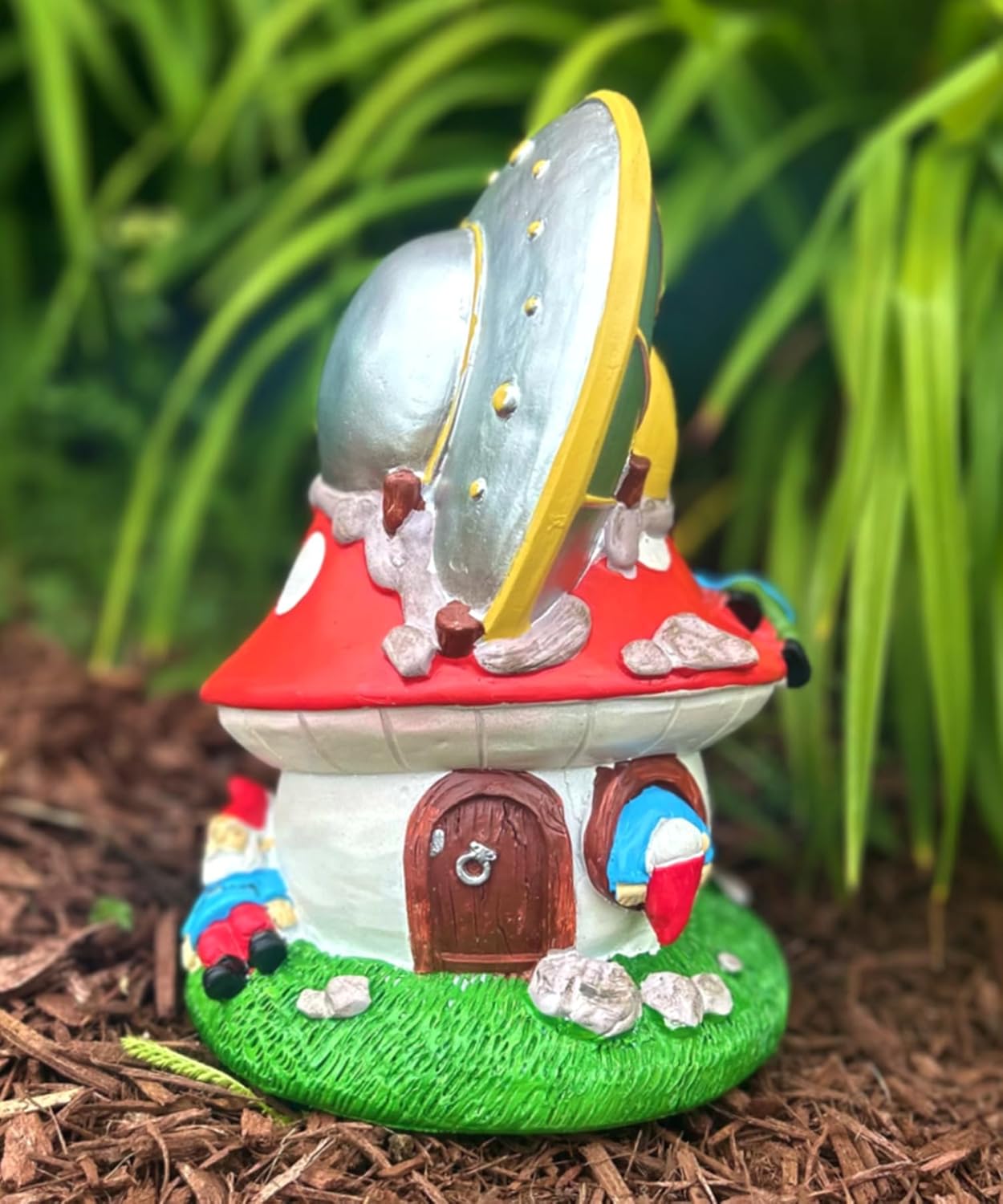 Amazon.com : Gnometastic Gnomes UFO Alien Gnome Statue, Funny Garden ...