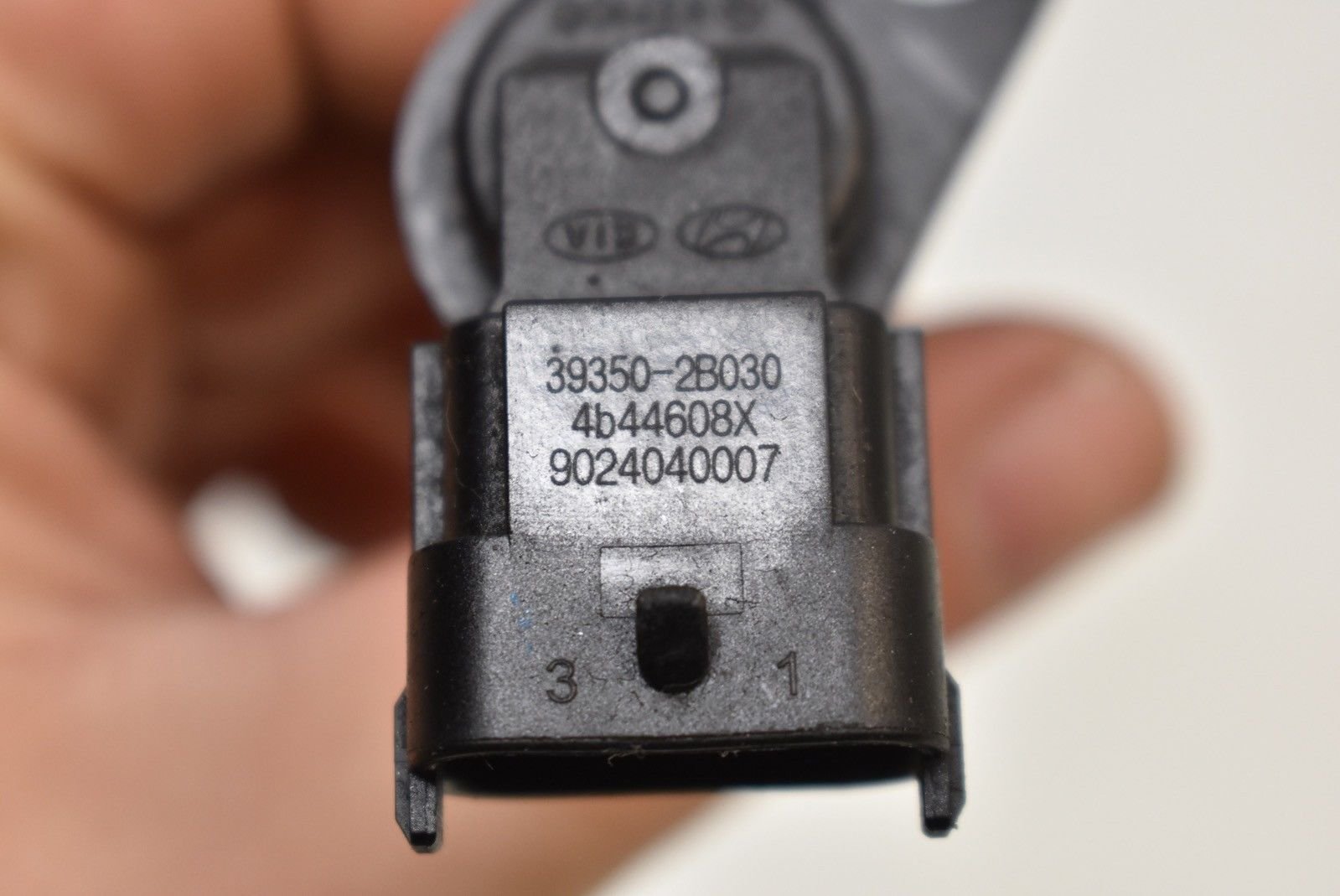 Snapklik.com : Genuine Hyundai 39350-2B030 Camshaft Position Sensor