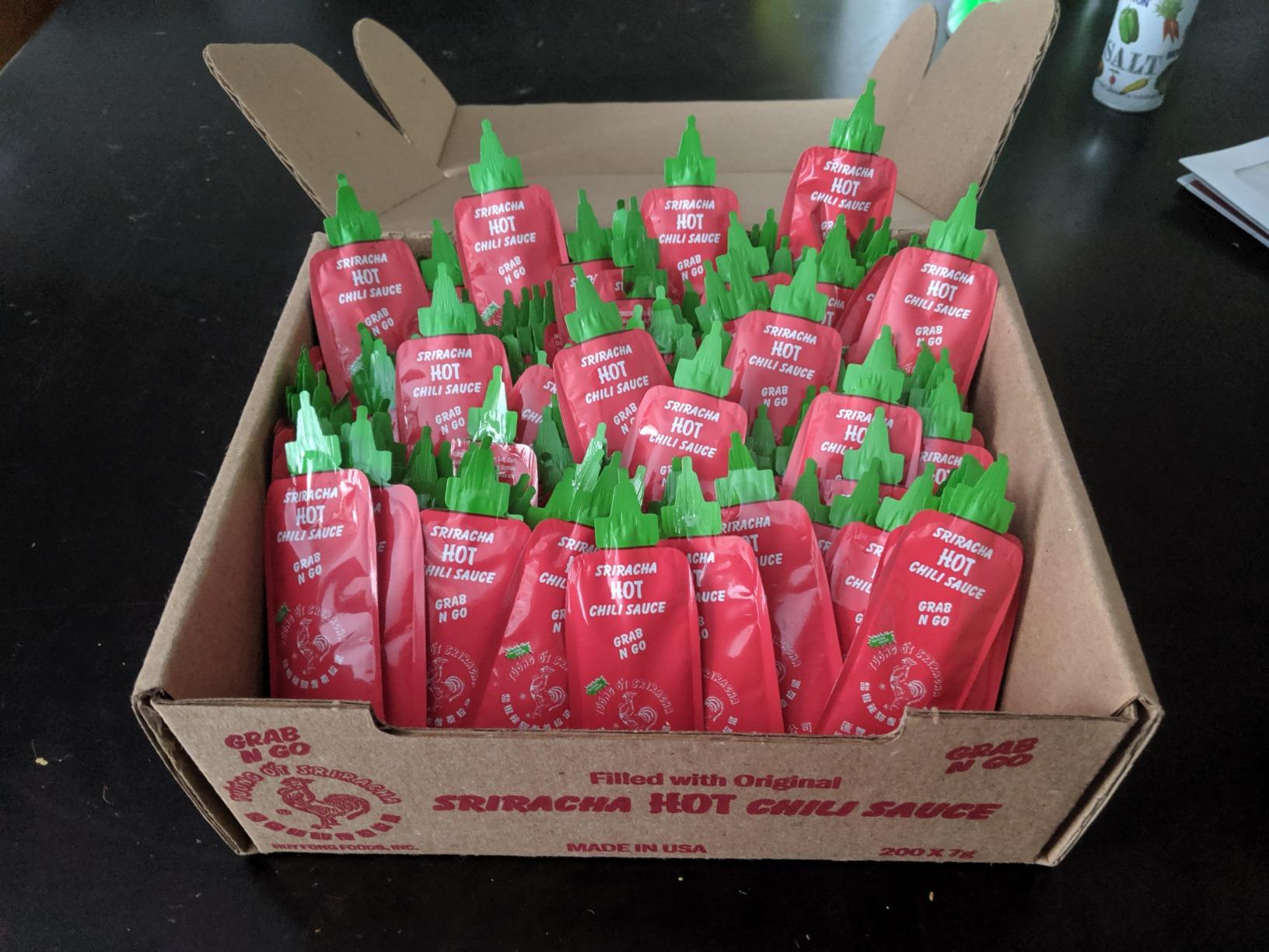 Amazon.com : Grab N Go Huy Fong Sriracha Hot Chili Sauce Packets (200 ...