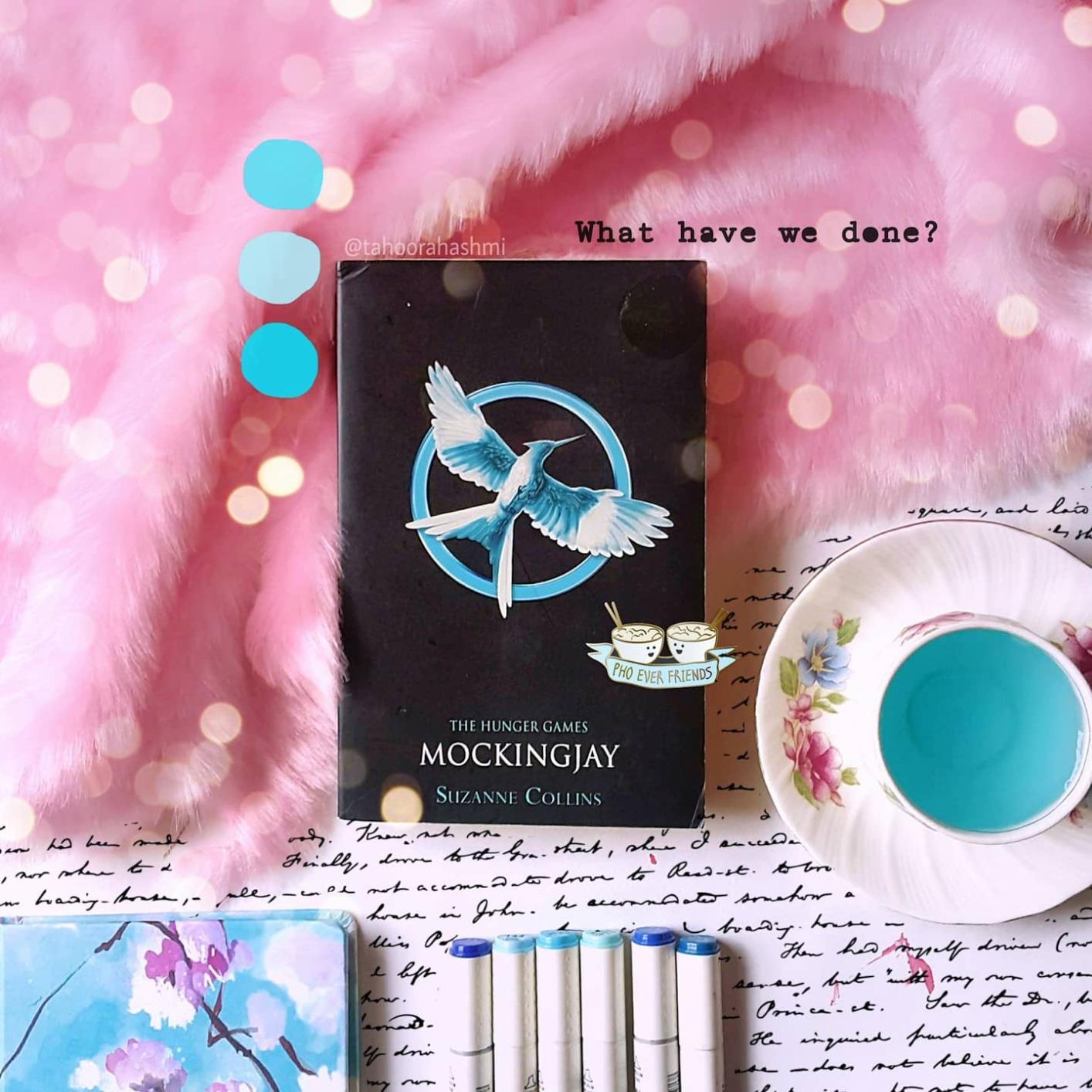 The Hunger Games: Mockingjay Deluxe HB : Collins, Suzanne: Amazon.in: Books