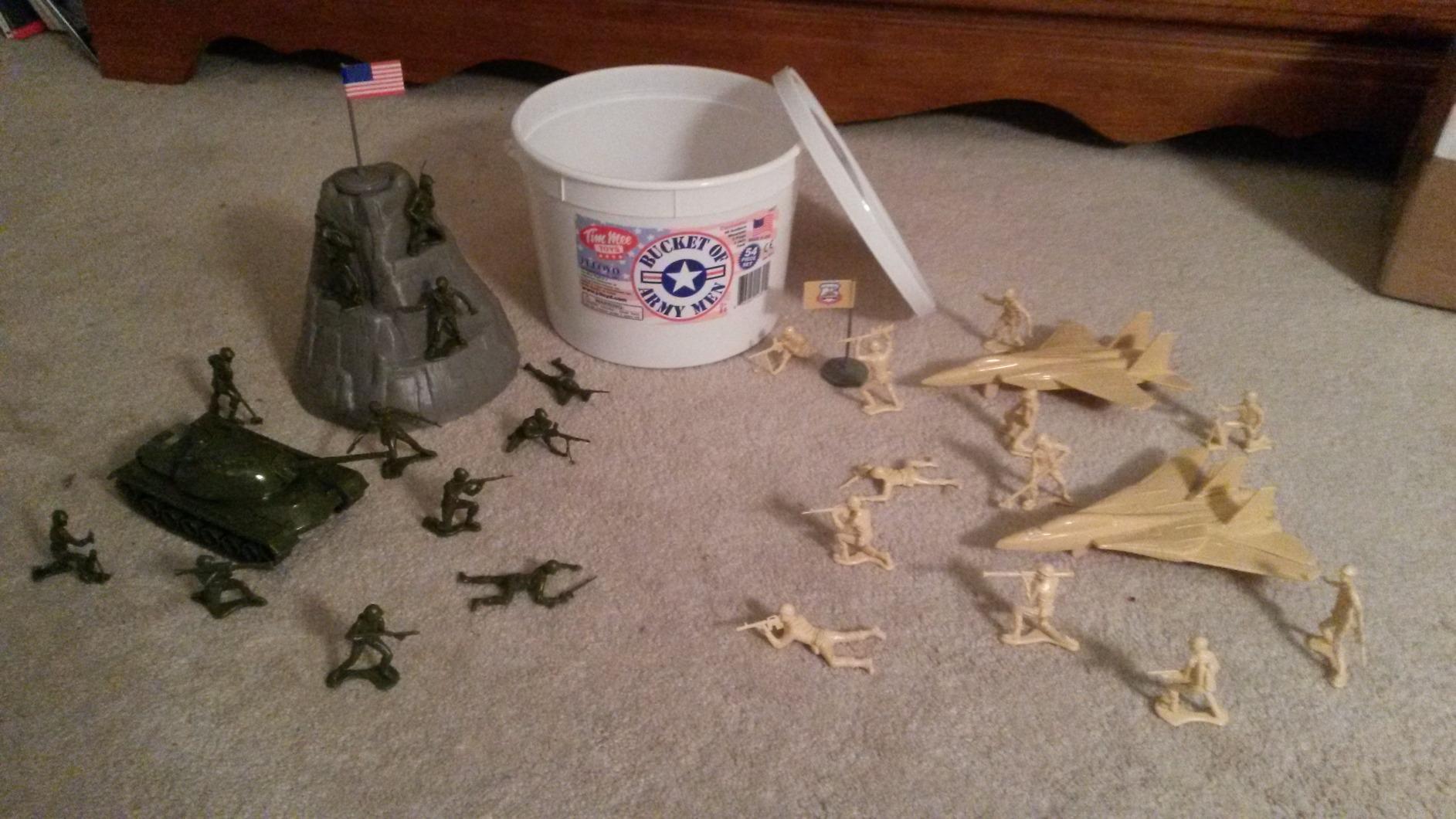 Amazon.com: TimMee Bucket of Army Men - Tan vs. OD Green 54pc Soldier ...