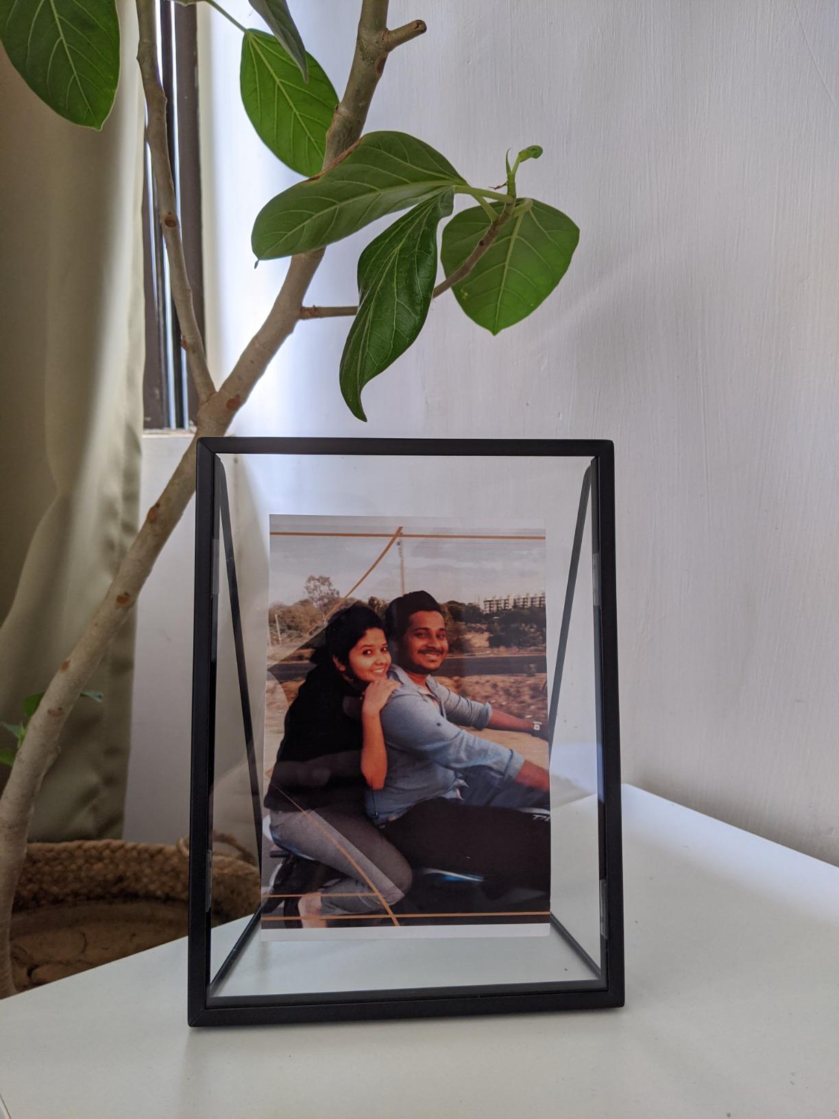 AmazonBasics Wedge Floating Photo Frame - 10 x 15 cm, Black : Amazon.in ...