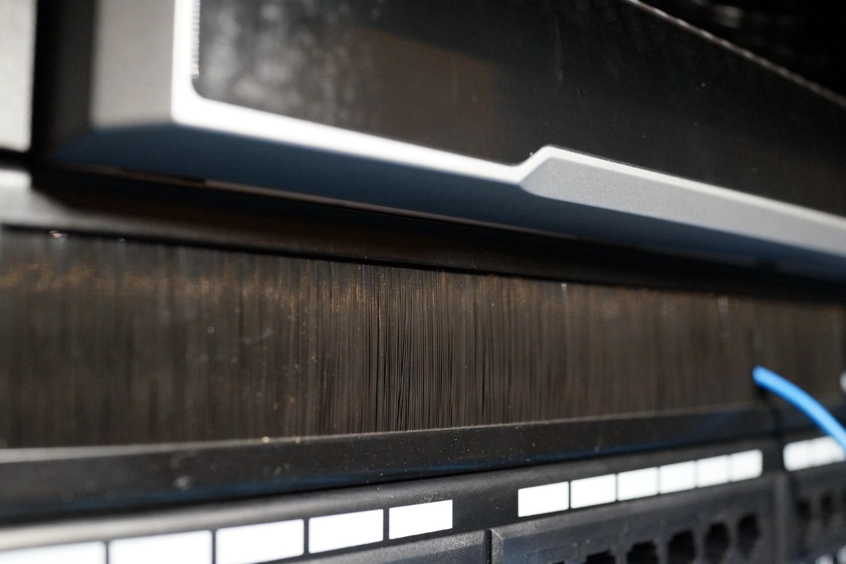 Amazon.com: V7 Rack Mount Brush Panel 1U (1X) - RMBRUSH1U-1N, Black ...