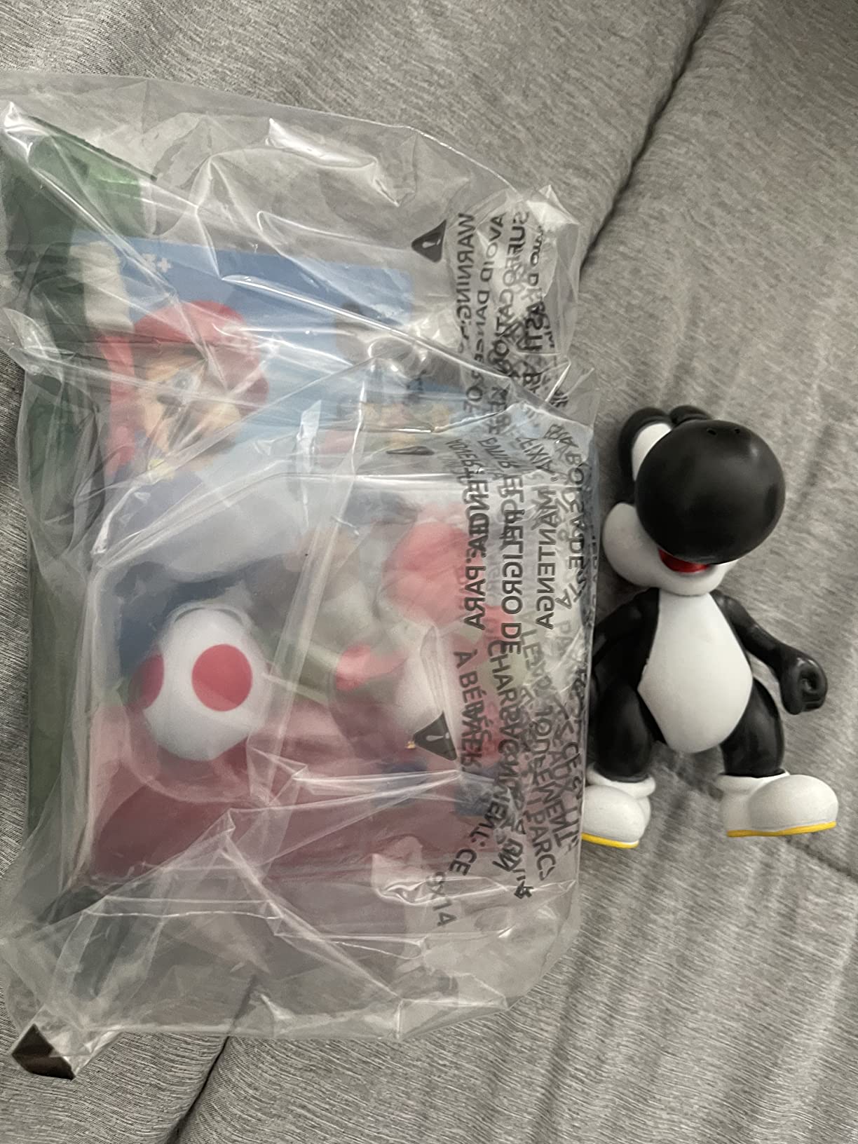 Amazon.com: World of Nintendo 91452 4" Red Yoshi with Egg Action Figure ...