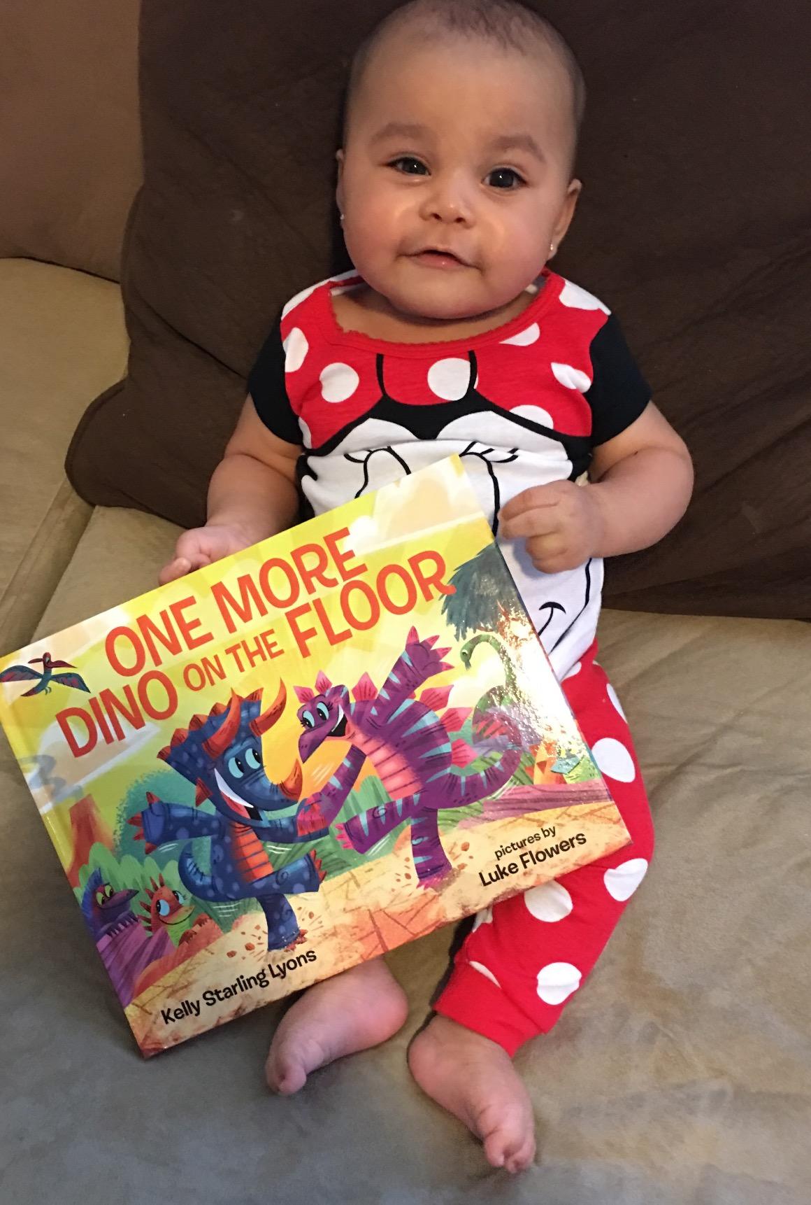 One More Dino on the Floor: Lyons, Kelly Starling: 9781338155471 ...