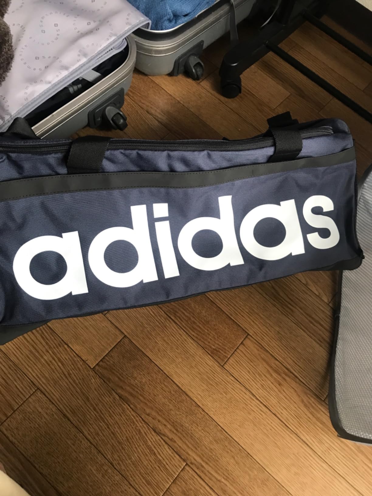 Amazon.co.jp: [アディダス] エッセンシャルズ リニア ダッフルバッグ EAW86 1L シャドーネイビー/ブラック/ホワイト ...