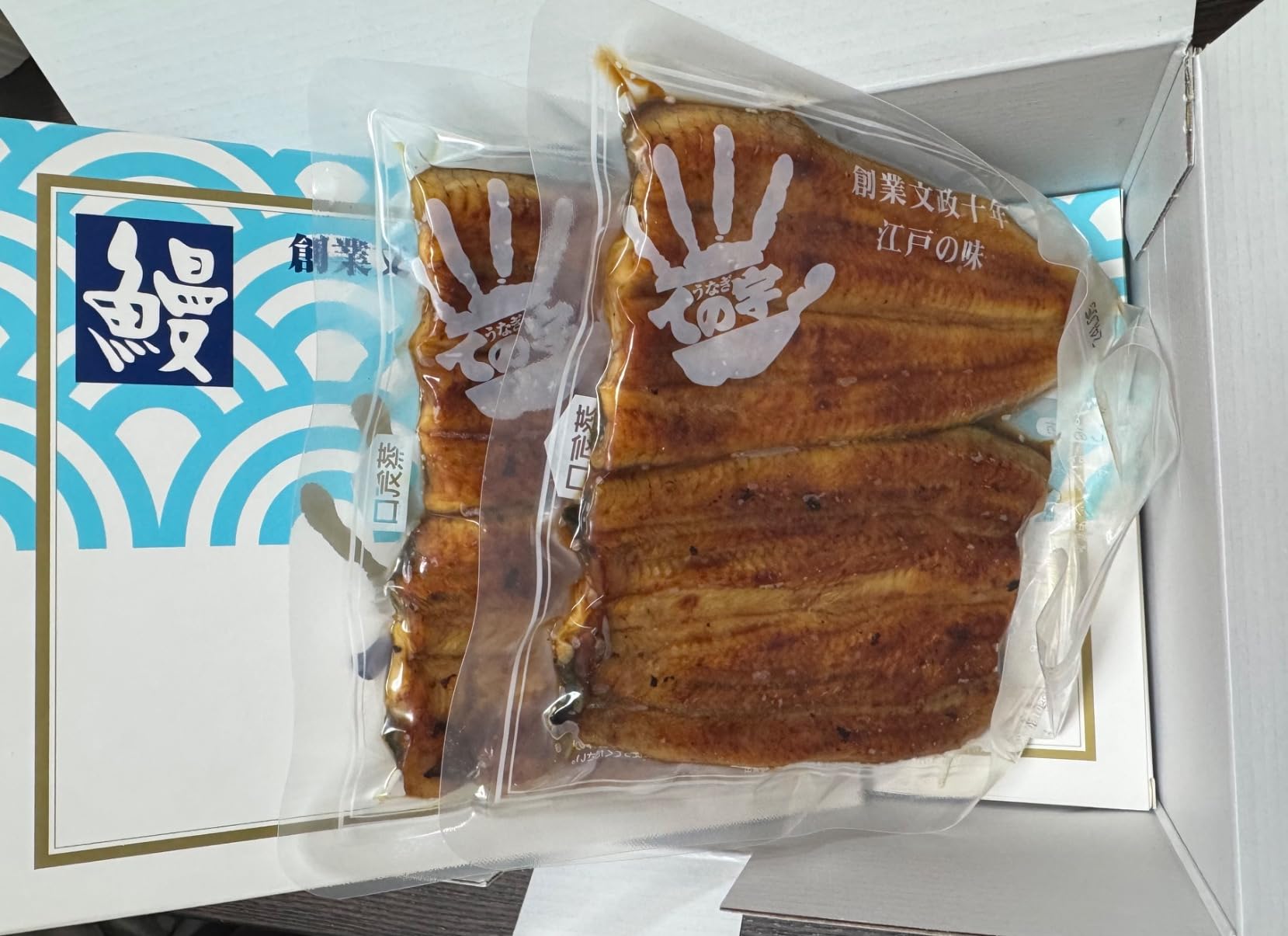 Amazon.co.jp: うなぎての字 うなぎ蒲焼 冷凍真空パック。 120g×5セット ての字 化粧箱入り ご家庭でも、ご贈答にも。解凍後 ...