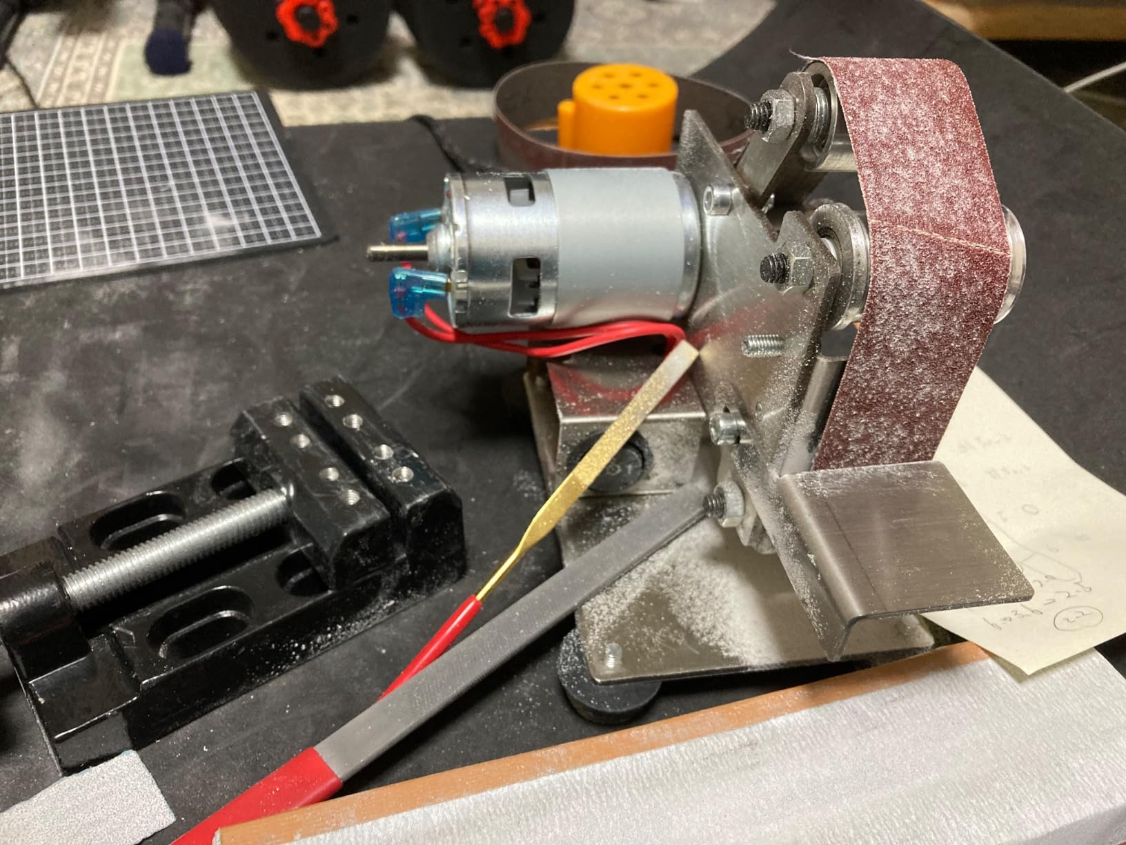 Amazon | Shuiling ベルトサンダー 電動 小型 ミニ電動ベルトサンダー ミニベルトサンダー 研磨機 電動サンダー 正逆回転可能 7段階の調節可能 ベルト 研磨 卓上 小型 ...