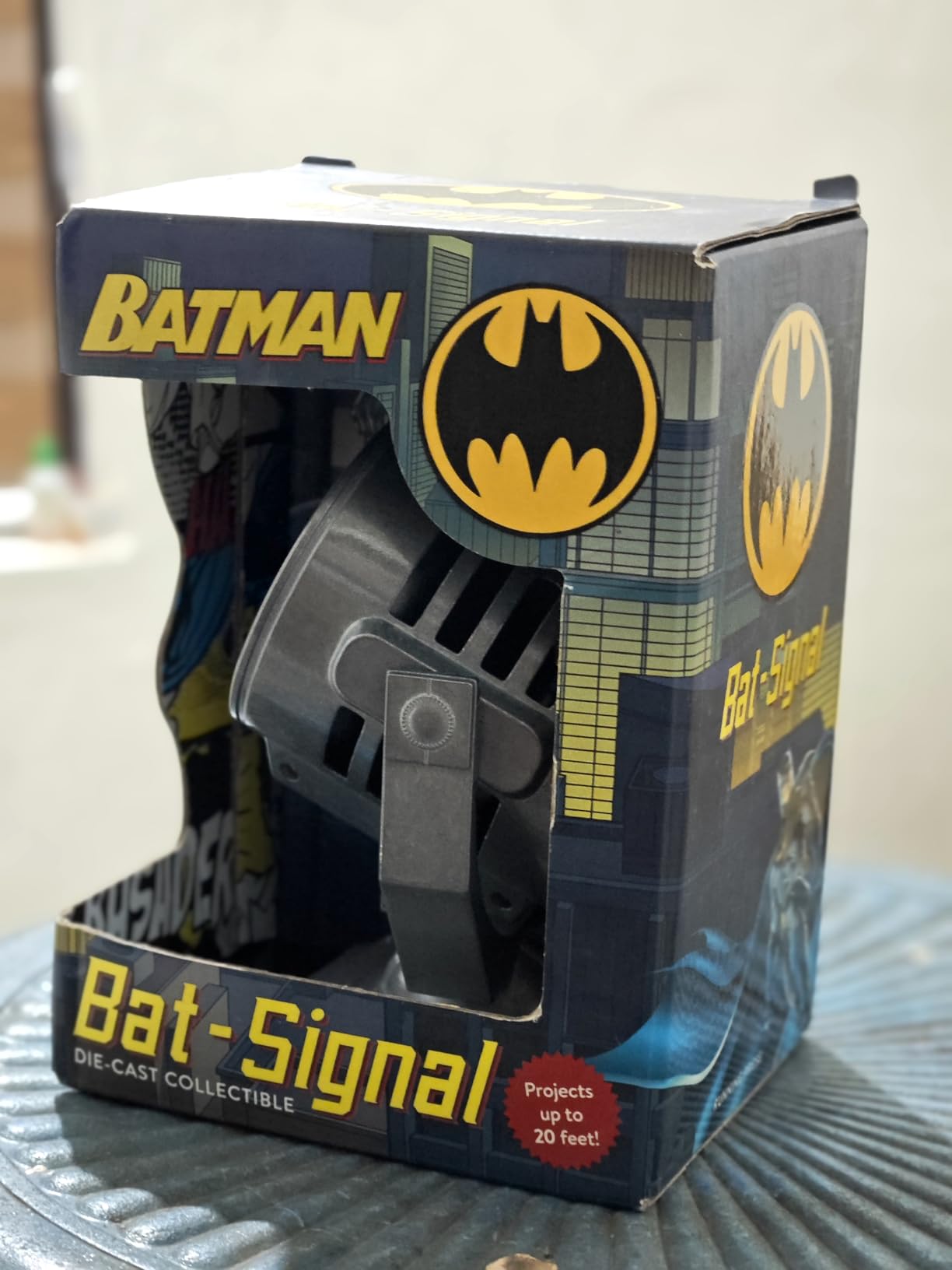 BATMAN: METAL DIE-CAST BAT-SIGNAL : Manning, Matthew K.: Amazon.in: Books